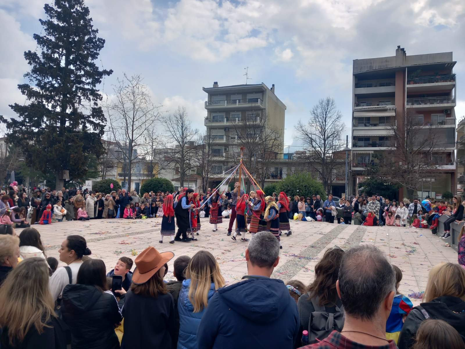Χαρούμενες φωνές και ξεφάντωμα στο παιδικό αποκριάτικο πάρτι στην ...