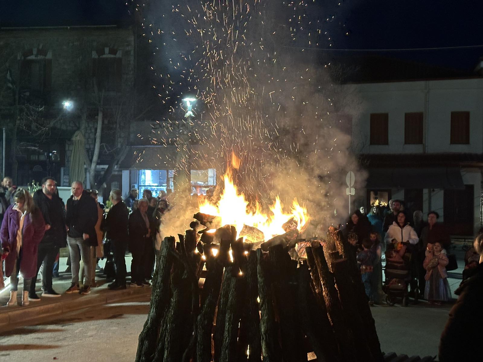 Με άναμμα φωτιάς, χορό και γαϊτανάκι γιορτάζουν την Κυριακή της ...