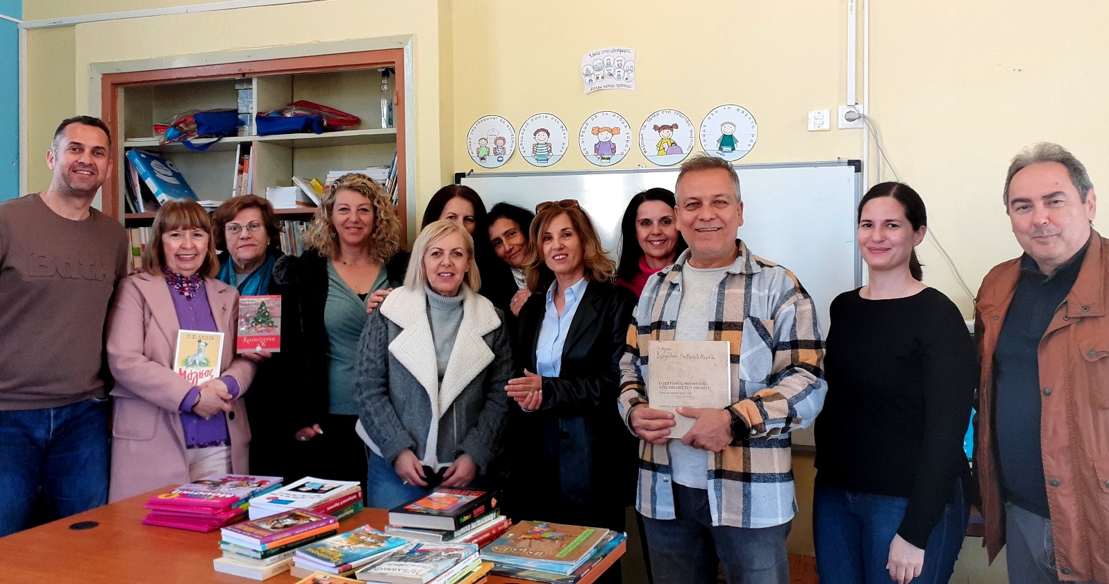 Το ΠΟΚΕΛ πρόσφερε βιβλία στο 2ο Δημοτικό Σχολείο Πλατυκάμπου ...