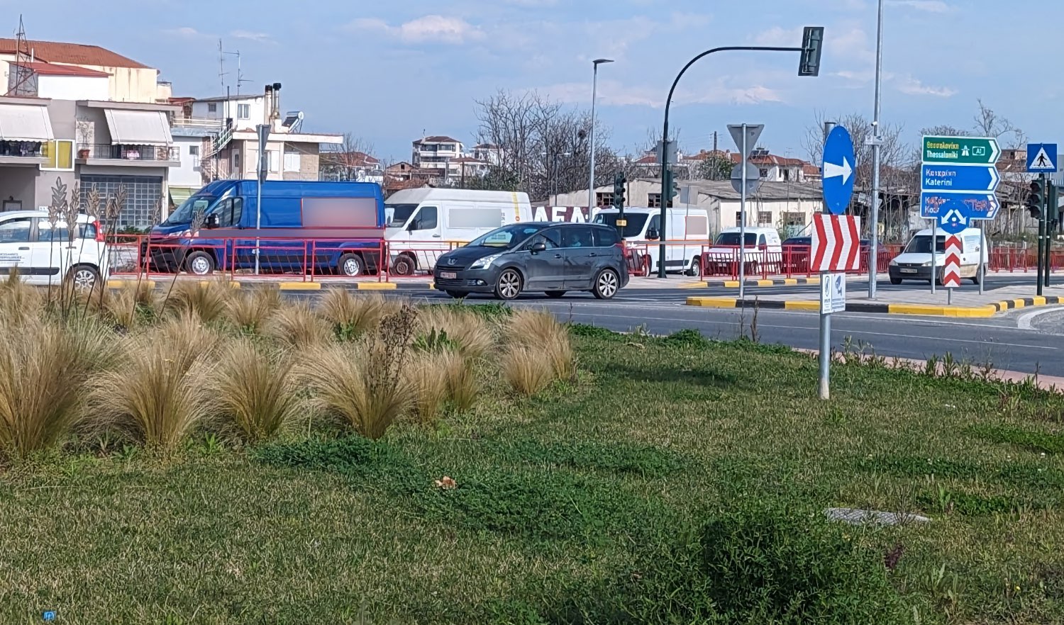 Λάρισα: Εταιρείες ενοικιάσεων βαν γεμίζουν με οχήματα κυκλικούς κόμβους ...