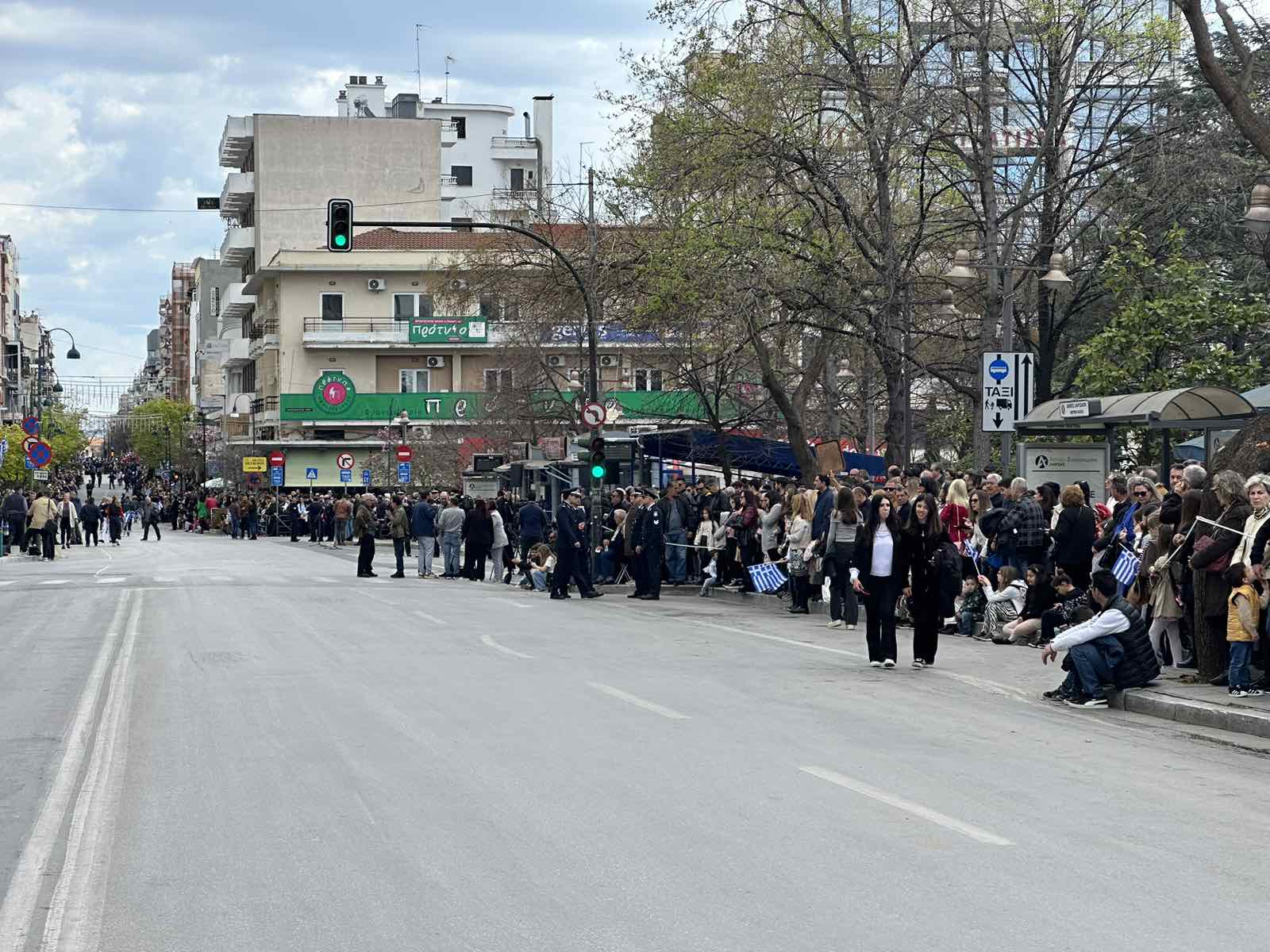 Όλα έτοιμα για την παρέλαση της 25ης Μαρτίου: Πλήθος Λαρισαίων αναμένει ...