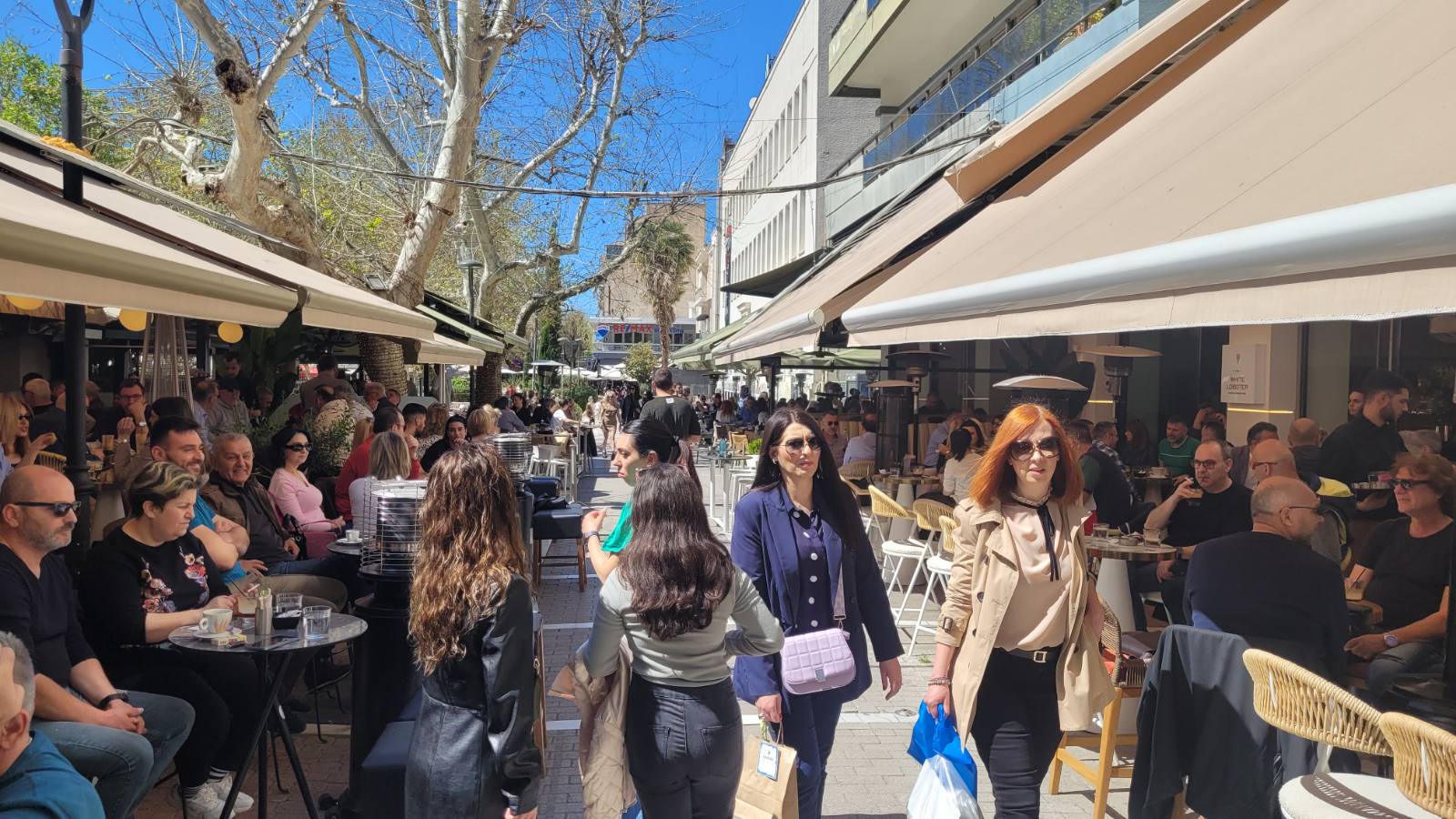 Δείτε φωτορεπορτάζ: Σφύζει από ζωή το κέντρο της Λάρισας το μεσημέρι ...