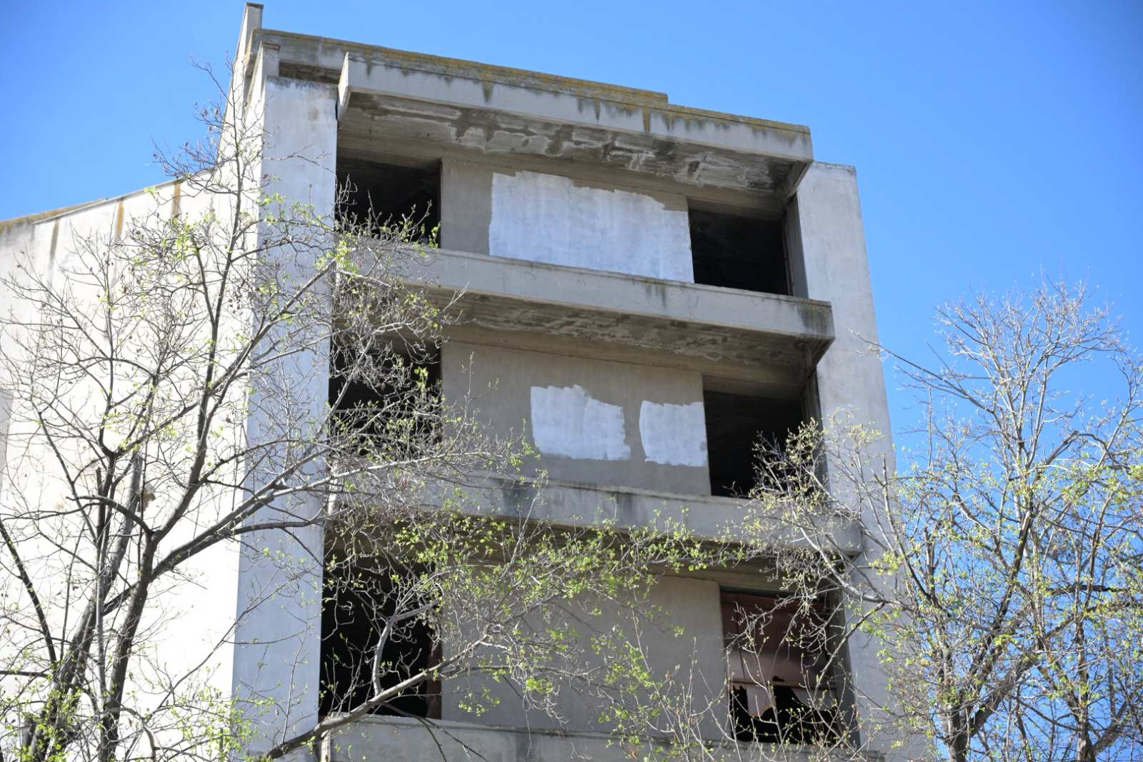 Οι τσιμεντένιοι σκελετοί της Λάρισας συνθέτουν ένα σκοτεινό σκηνικό ...