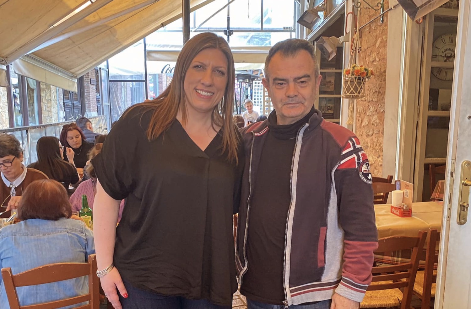 Για φαγητό στο... μαγαζί των επωνύμων της Λάρισας η Ζωή Κωνσταντοπούλου ...