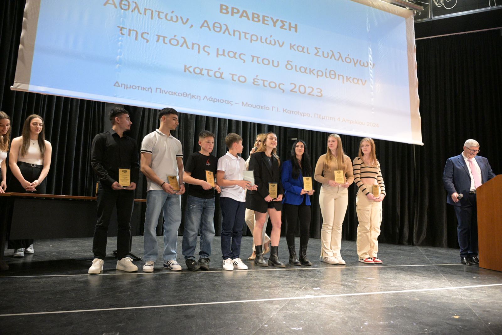 Βραβεύσεις και χαμογέλα στη Δημοτική Πινακοθήκη Λάρισας - Τιμήθηκαν οι ...