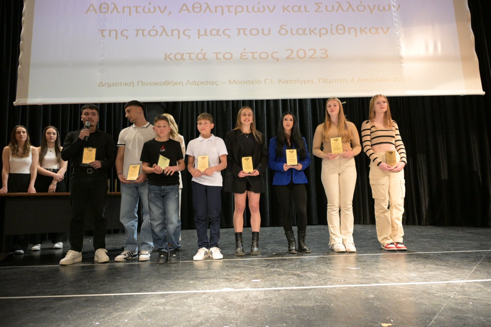 Βραβεύσεις και χαμογέλα στη Δημοτική Πινακοθήκη Λάρισας - Τιμήθηκαν οι ...