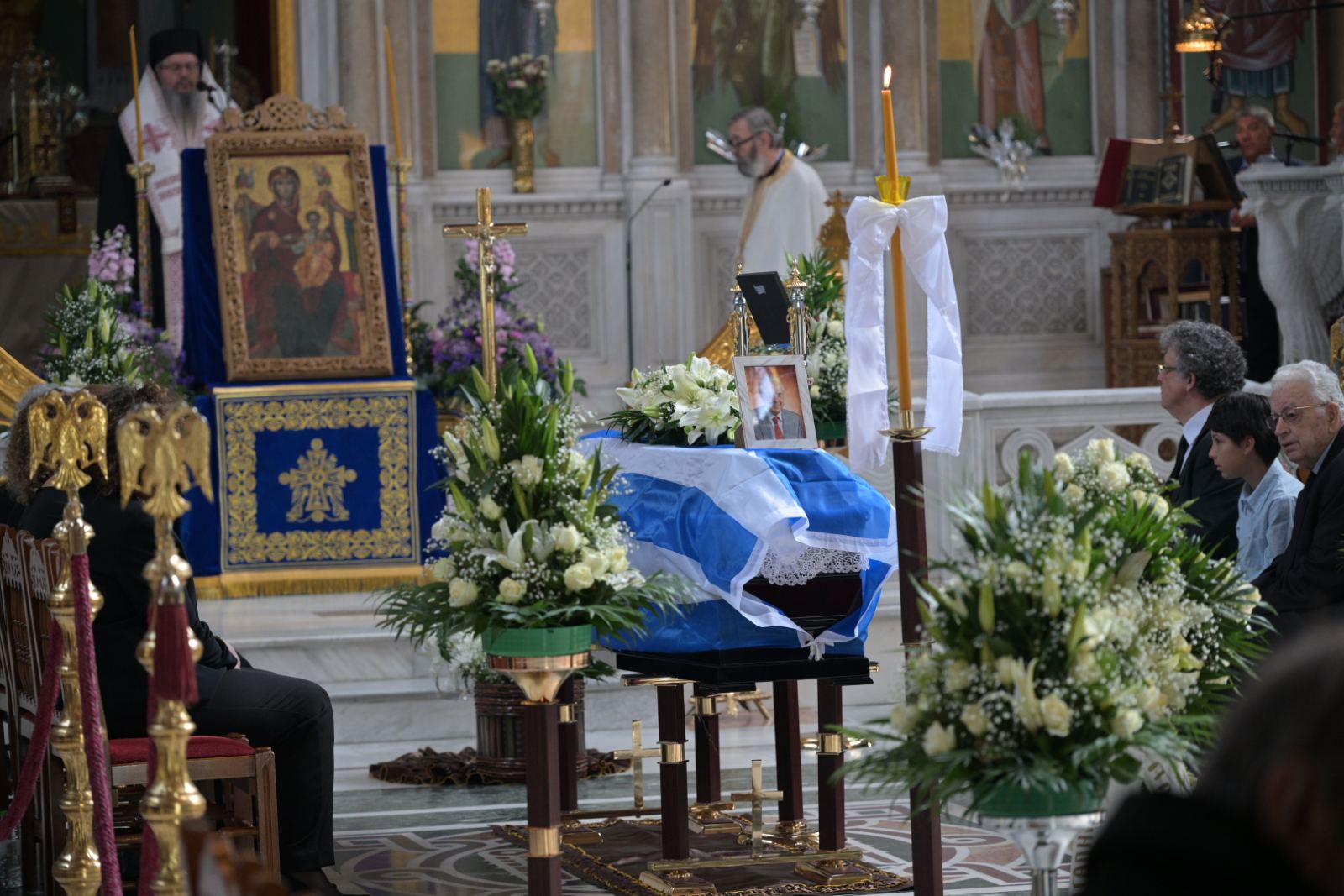 Λάρισα: Πάνδημο το τελευταίο «αντίο» στον Ιωάννη Καραμπάτσα (φωτο ...