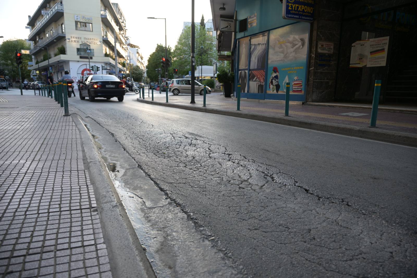 Λάρισα: Τεράστια λακκούβα «παγίδα» στη… βιτρίνα της πόλης έχει γίνει ...