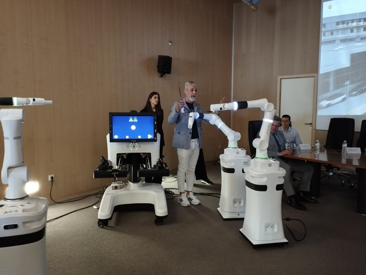 Παρουσιάστηκε το πρώτο Σύστημα Ρομποτικής Χειρουργικής Versius στο ΙΑΣΩ ...