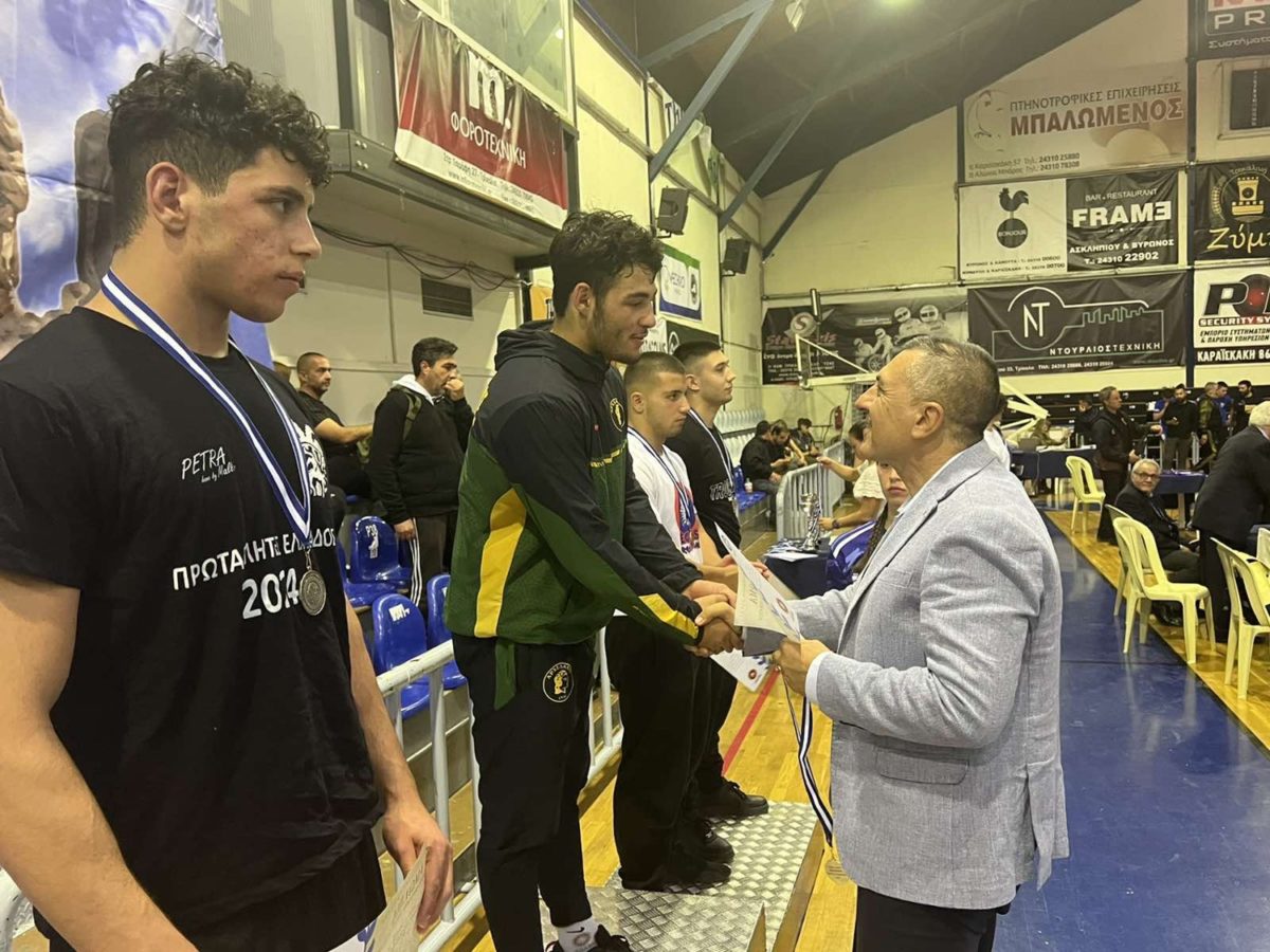 Τρίκαλα: Ο Δημήτρης Κουρέτας απένειμε μετάλλια στους αθλητές στο ...