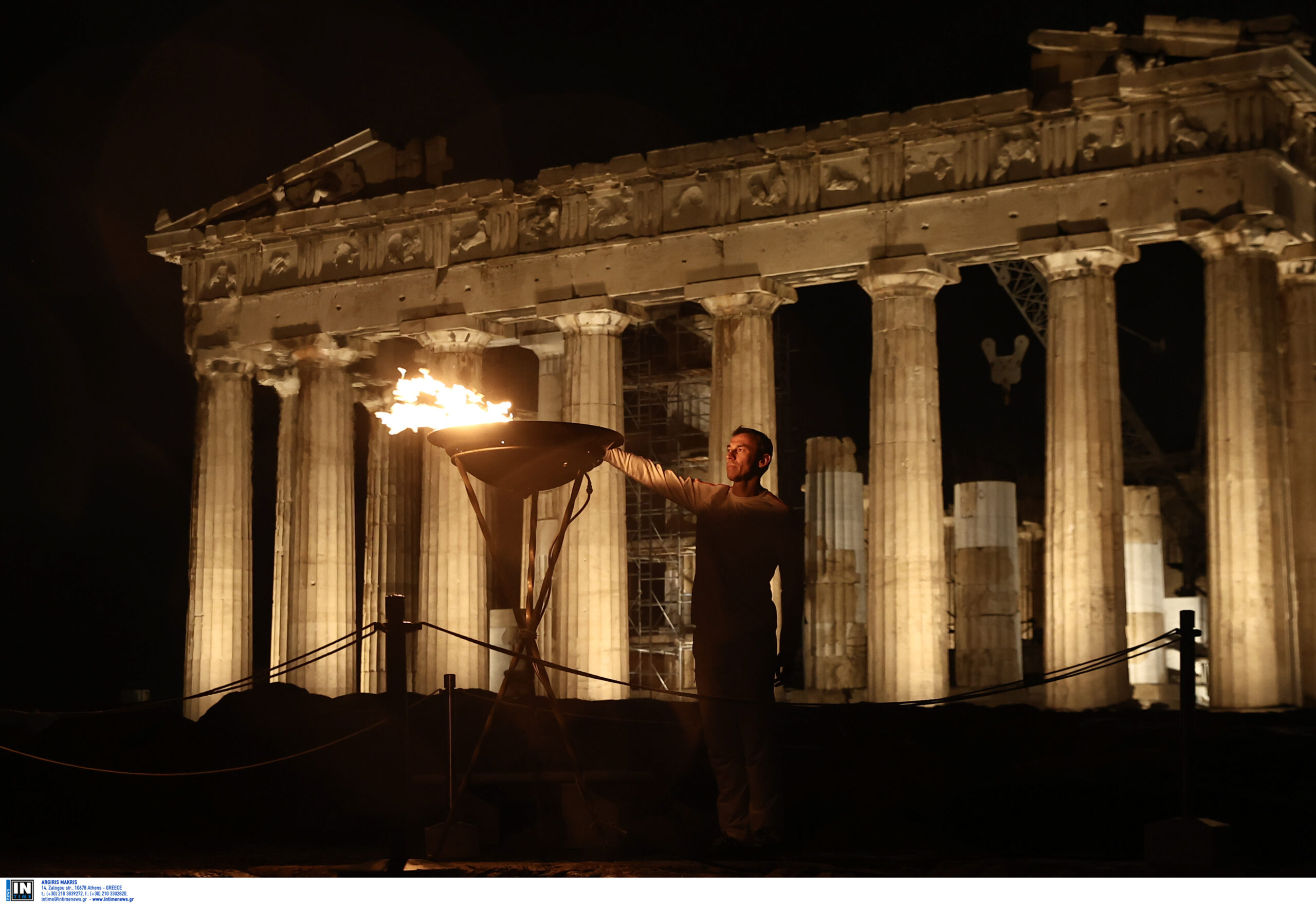 Ολυμπιακή Φλόγα: Συγκλονιστικές φωτογραφίες από την Ακρόπολη ...