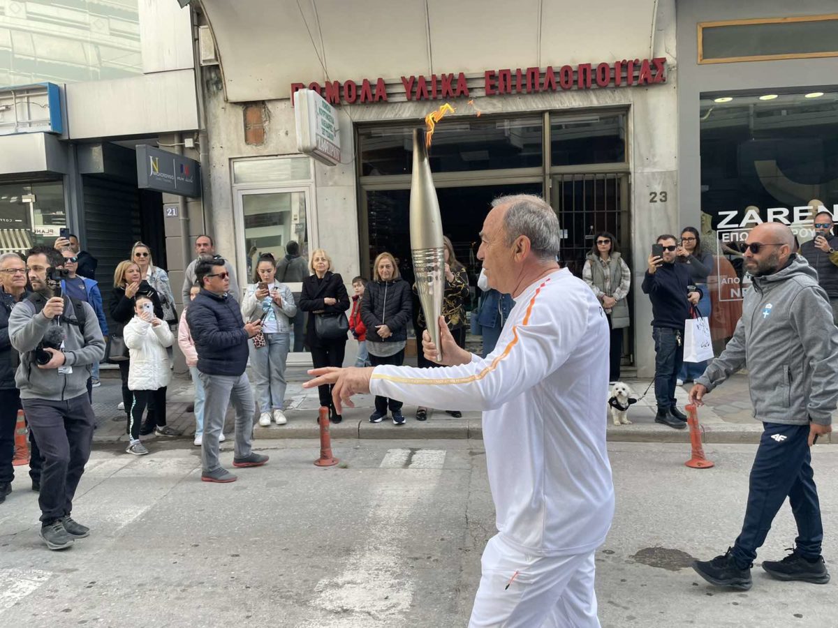 Ξεκίνησε την διαδρομή της στη Λάρισα η Ολυμπιακή φλόγα – Κατευθύνεται ...