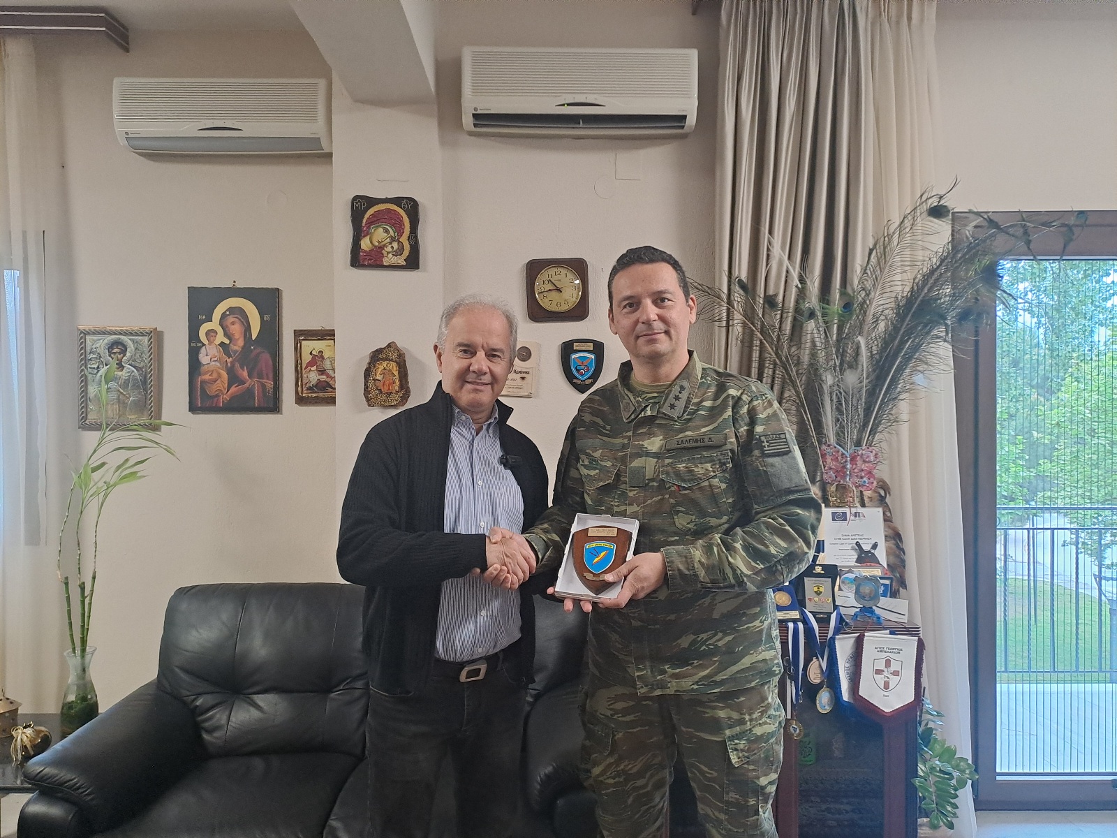 Στο δήμαρχο Τεμπών ο διοικητής της 1ης ΔΑΚΑ Δημήτριος Σαλεμής ...