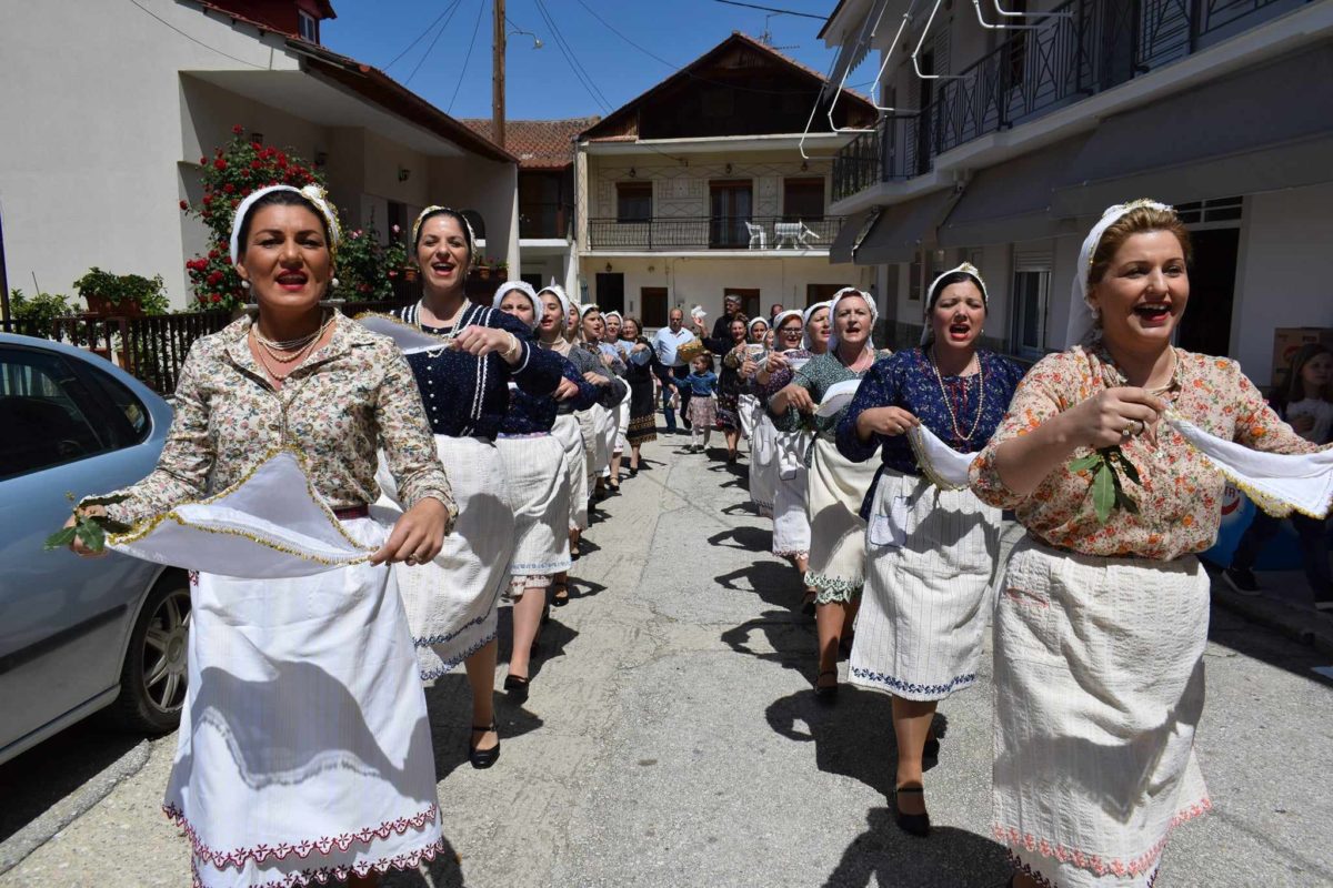 Αναβίωσαν και εντυπωσίασαν οι Λαζαρίνες σε χωριό της Λάρισας (φωτο ...