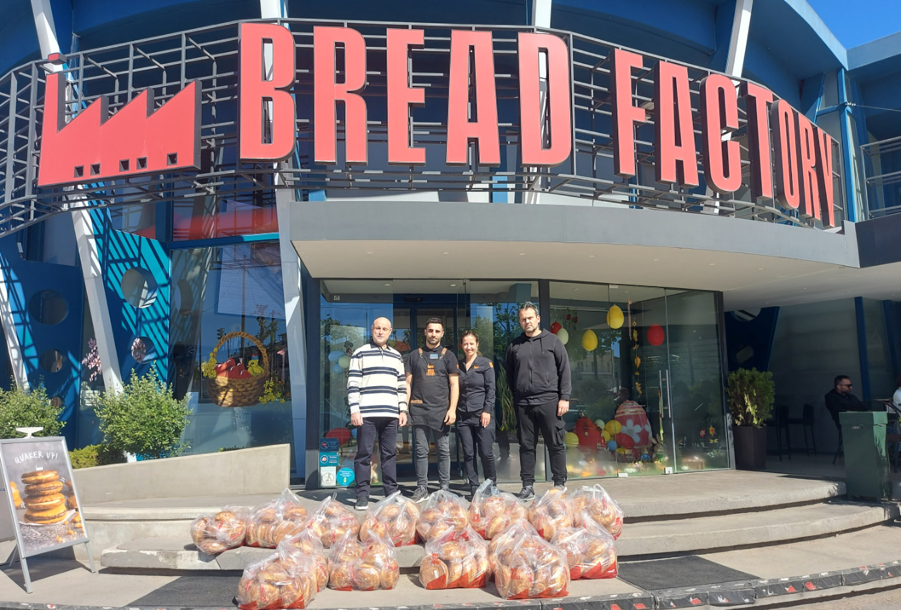 Αρτοσκευάσματα προσέφερε το Bread Factory στο Κοινωνικό Παντοπωλείο ...