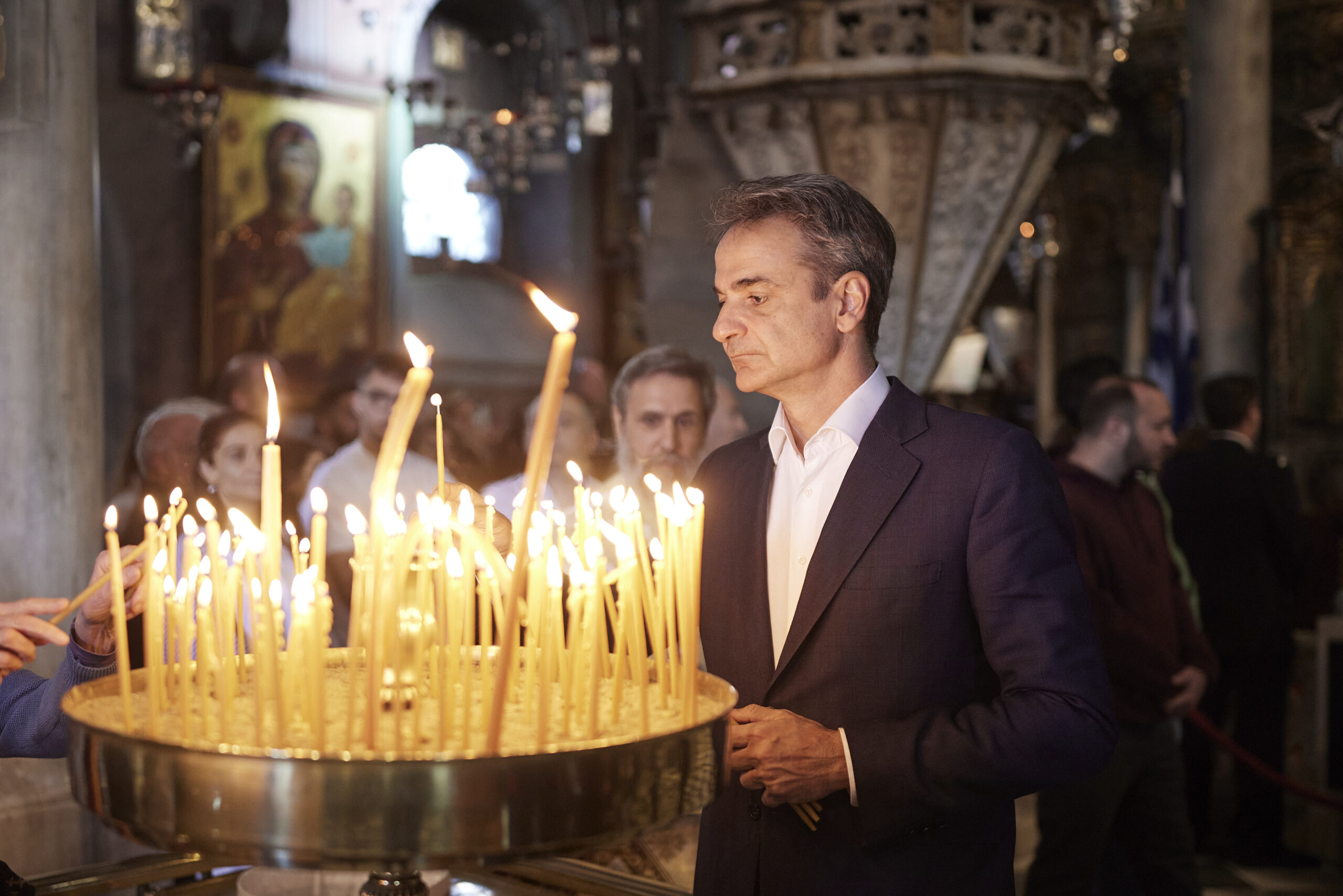 Ο Πρωθυπουργός παρακολούθησε την πρώτη Ανάσταση στην Τήνο – Εικόνες ...