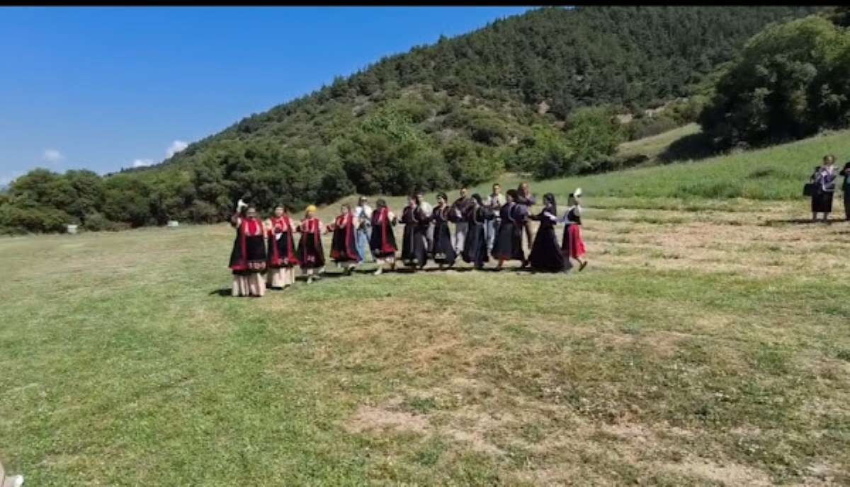 Αναβίωσε το έθιμο του Πασχαλιάτικου χορού στην Τσαριτσάνη (φωτό ...