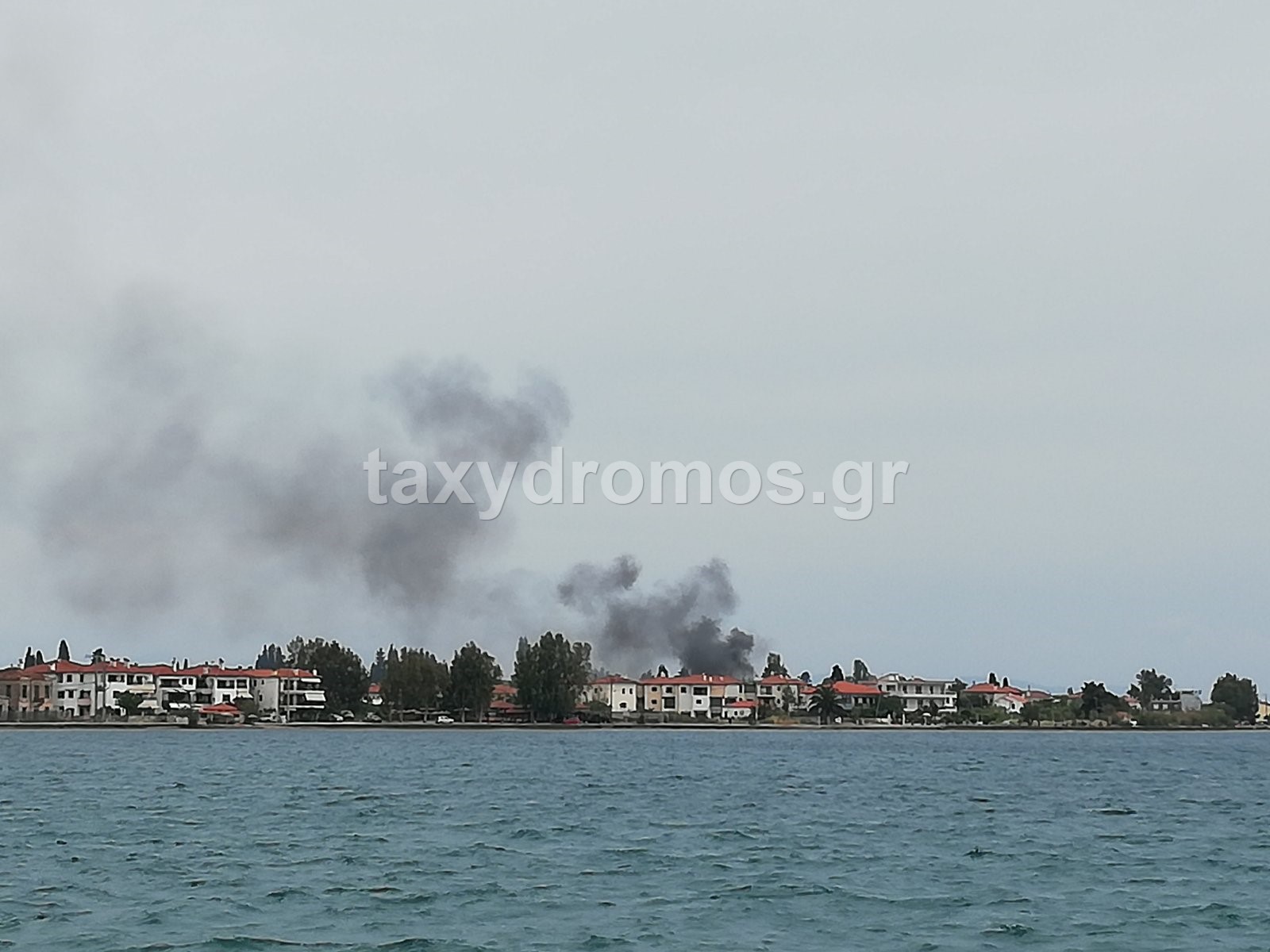 Φωτιά σε καλαμιές στο Σουτραλί, σε κατοικημένη περιοχή (φωτό ...