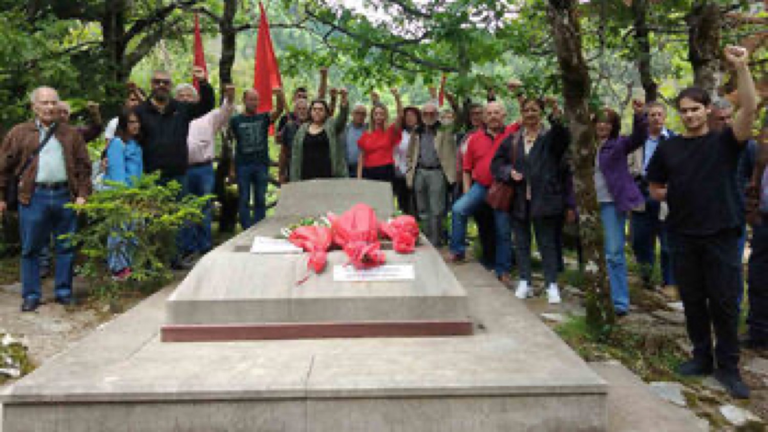 Λουλούδια στο μνήμα του Χαρίλαου Φλωράκη από ΚΚΕ, ΚΝΕ και ΠΕΑΕΑ-ΔΣΕ ...