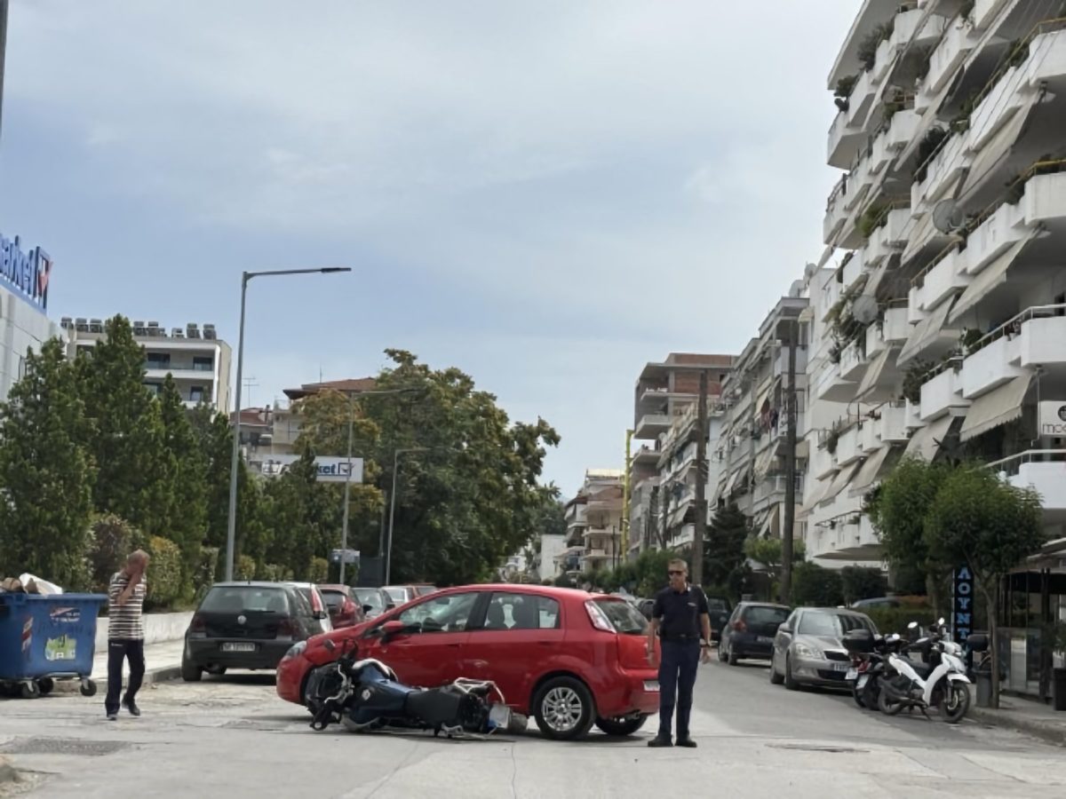 Σφοδρή σύγκρουση αυτοκινήτου με μηχανή μέσα στα Τρίκαλα (φωτό ...