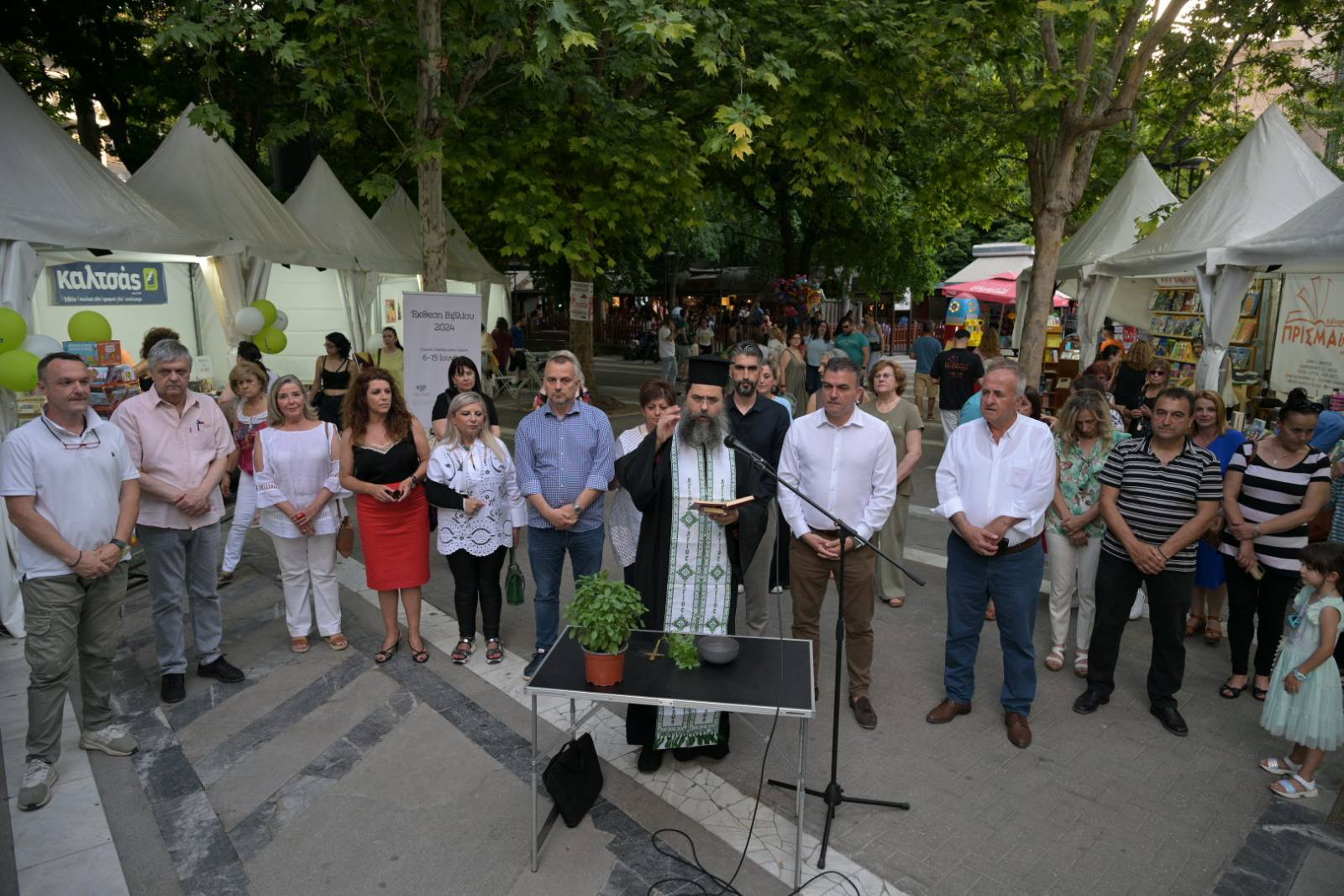 Λάρισα: «Παράδεισος» βιβλίου η πλατεία Ταχυδρομείου – Δείτε βίντεο και ...