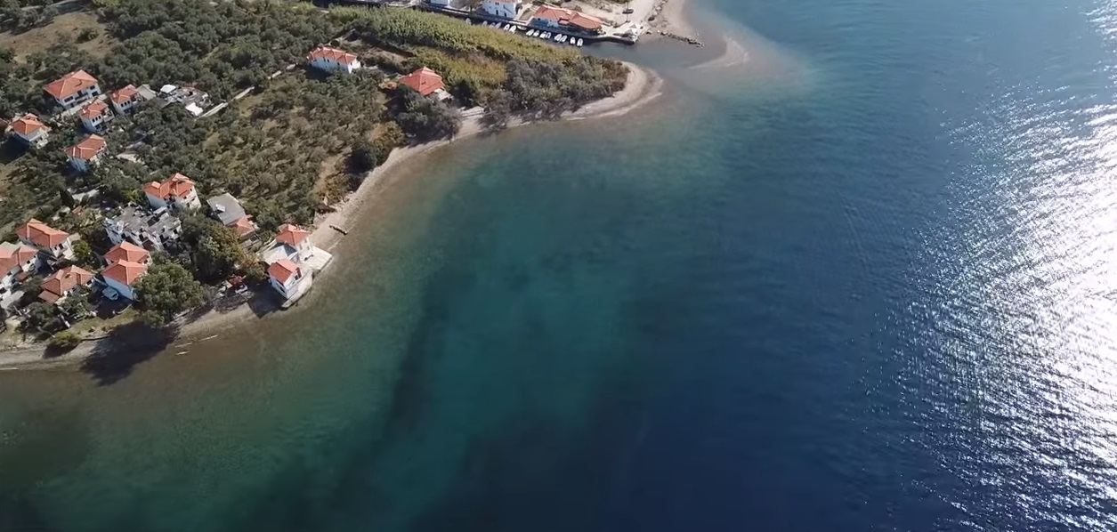 Το παραθαλάσσιο χωριό της Μαγνησίας με την απόλυτα ήσυχη και ...