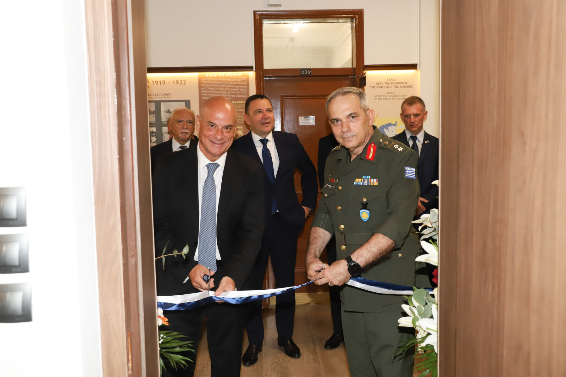 Εγκαινιάστηκε η ανακαινισμένη αίθουσα συσκέψεων και διακεκριμένων ...