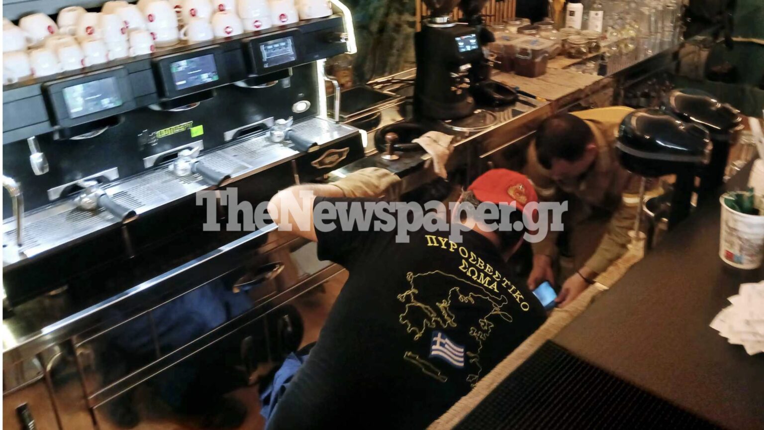 Γάτα εγκλωβίστηκε σε κεντρικό καφέ του Βόλου – Πυροσβέστες στο ...