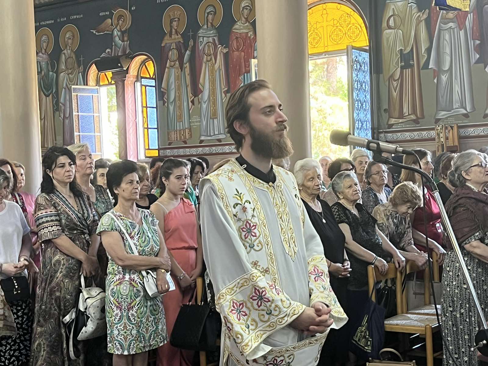 Λάρισα: Κοσμοσυρροή από το πρωί στον Ιερό Ναό της Αγίας Τριάδος - Δείτε ...