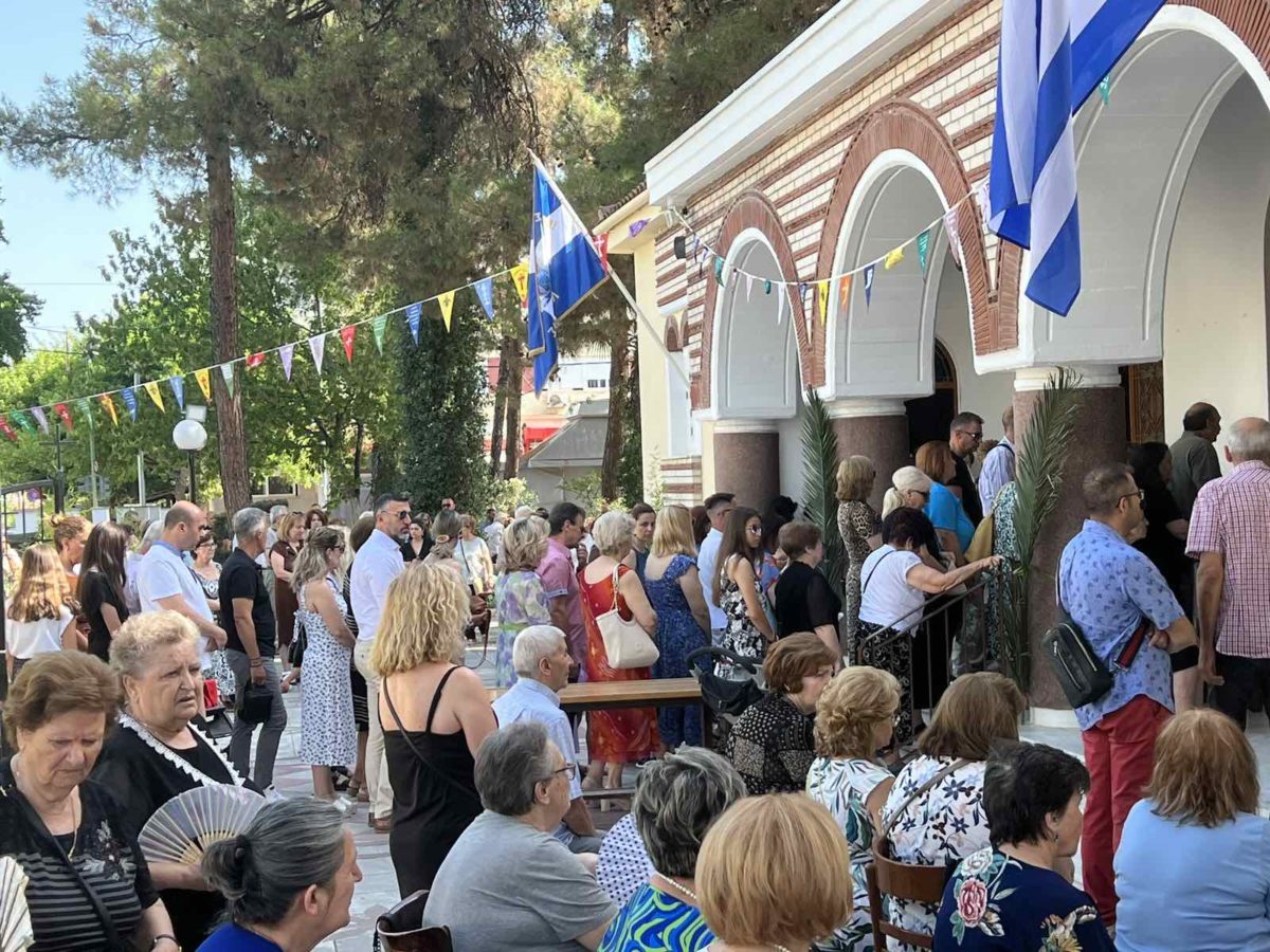 Λάρισα: Κοσμοσυρροή από το πρωί στον Ιερό Ναό της Αγίας Τριάδος - Δείτε ...