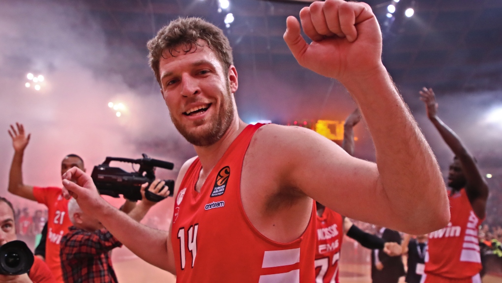 Sportando: «Ο Βεζένκοφ επιστρέφει στον Ολυμπιακό και γίνεται… Μίδας ...