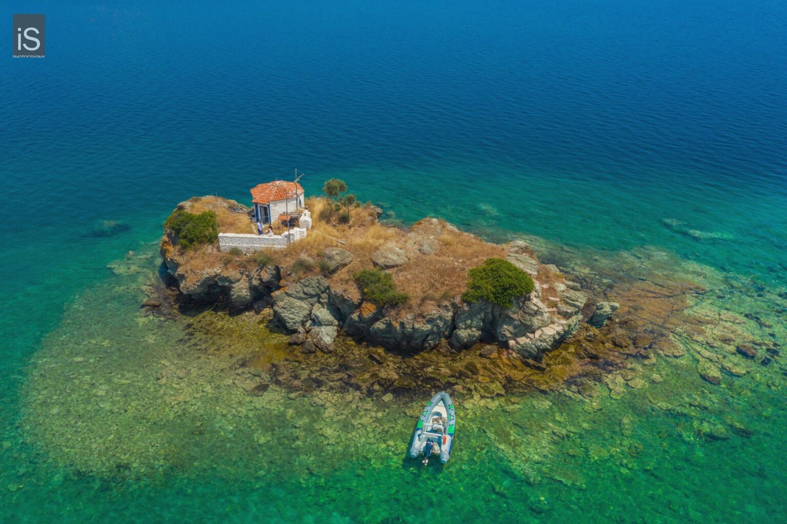 Το νησάκι με τα πράσινα νερά που βρίσκεται πέντε λεπτά από τον Βόλο ...