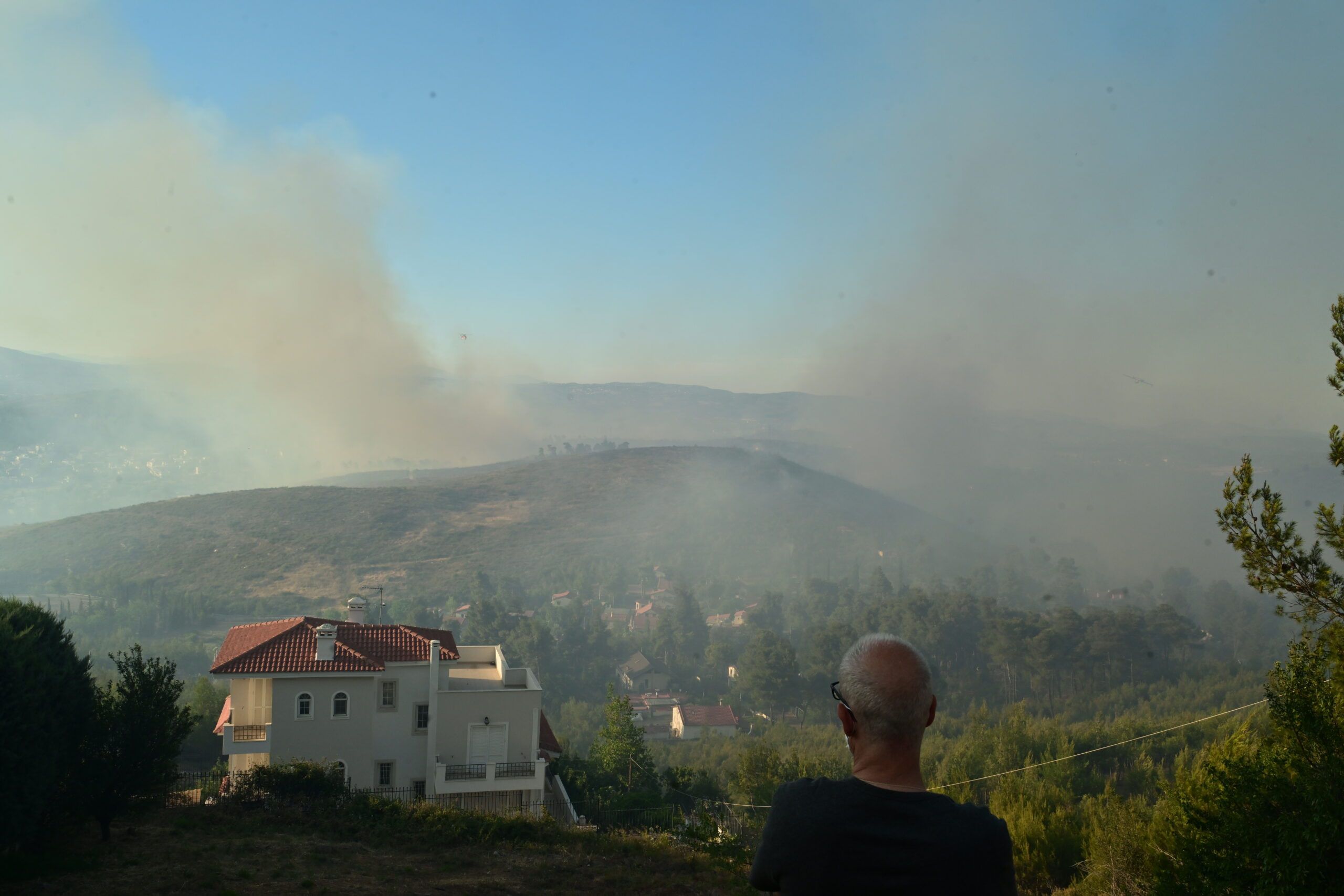 Φωτιά σε Σταμάτα και Κερατέα: Ανοιχτό το ΟΑΚΑ για φιλοξενία κατοίκων ...