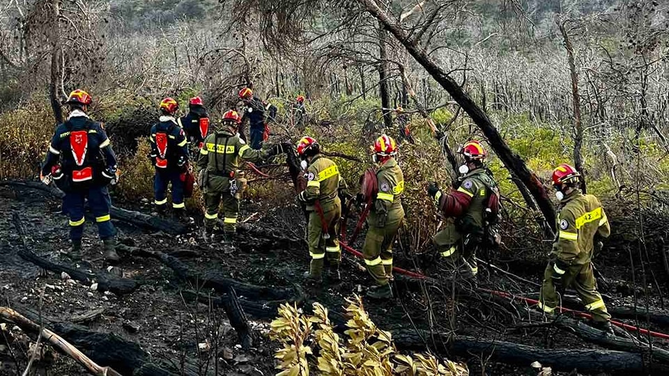 Στην πρώτη γραμμή της μάχης με τη φωτιά στην Πάρνηθα οι εθελοντές ...