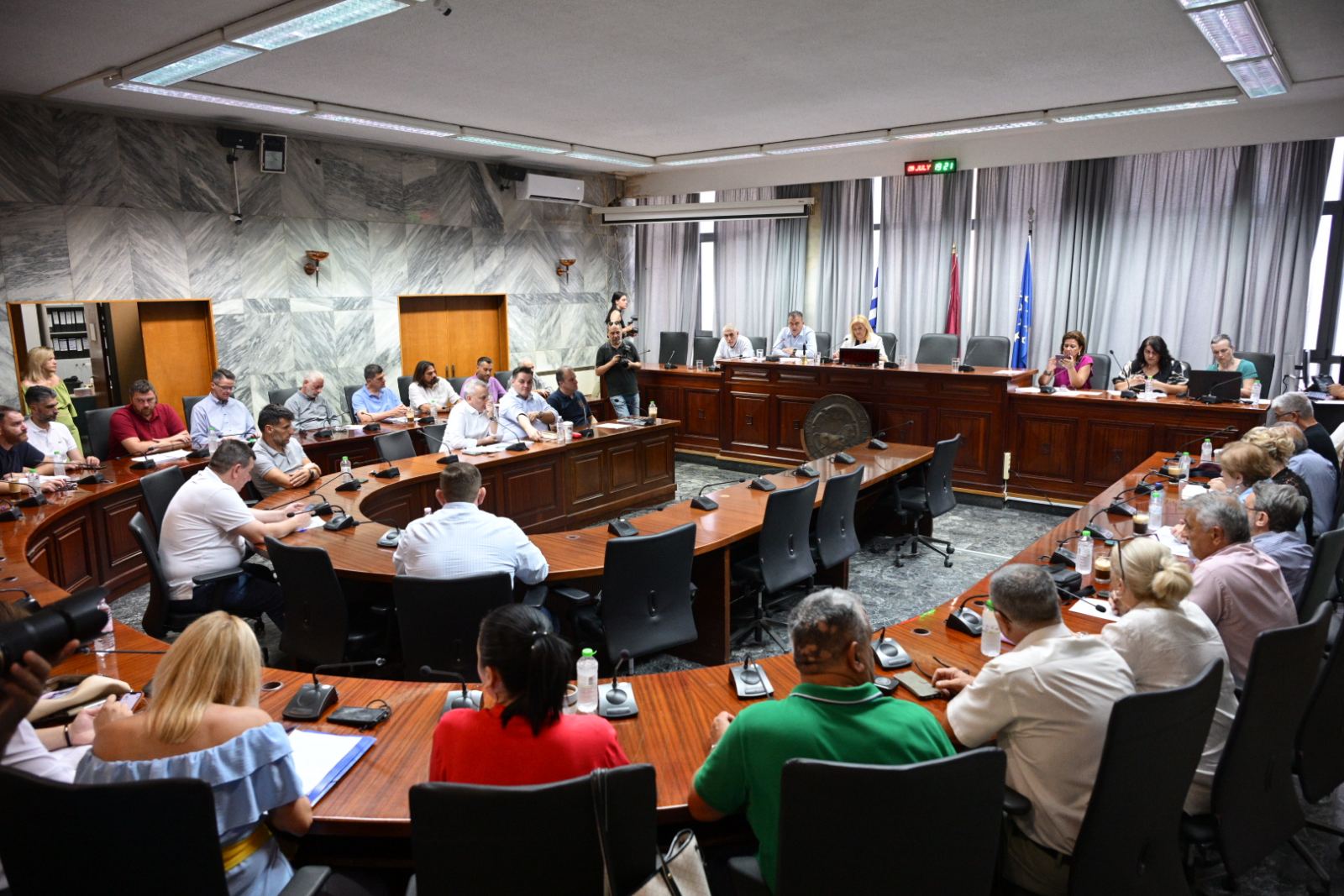 Ένταση με αγρότες από τη Μάνδρα στο Δημοτικό Συμβούλιο Λάρισας για τη ...