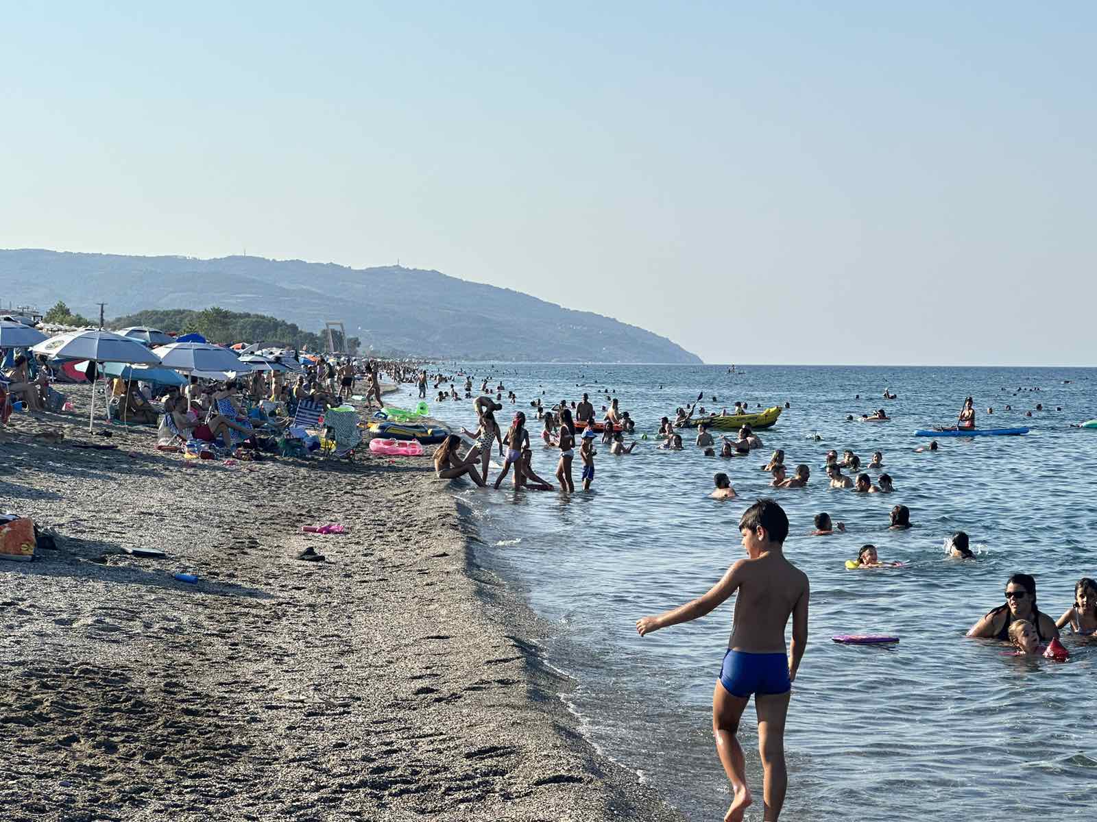 Ερήμωσε η πόλη, «βούλιαξαν» από κόσμο τα παράλια της Λάρισας - Όλοι ...