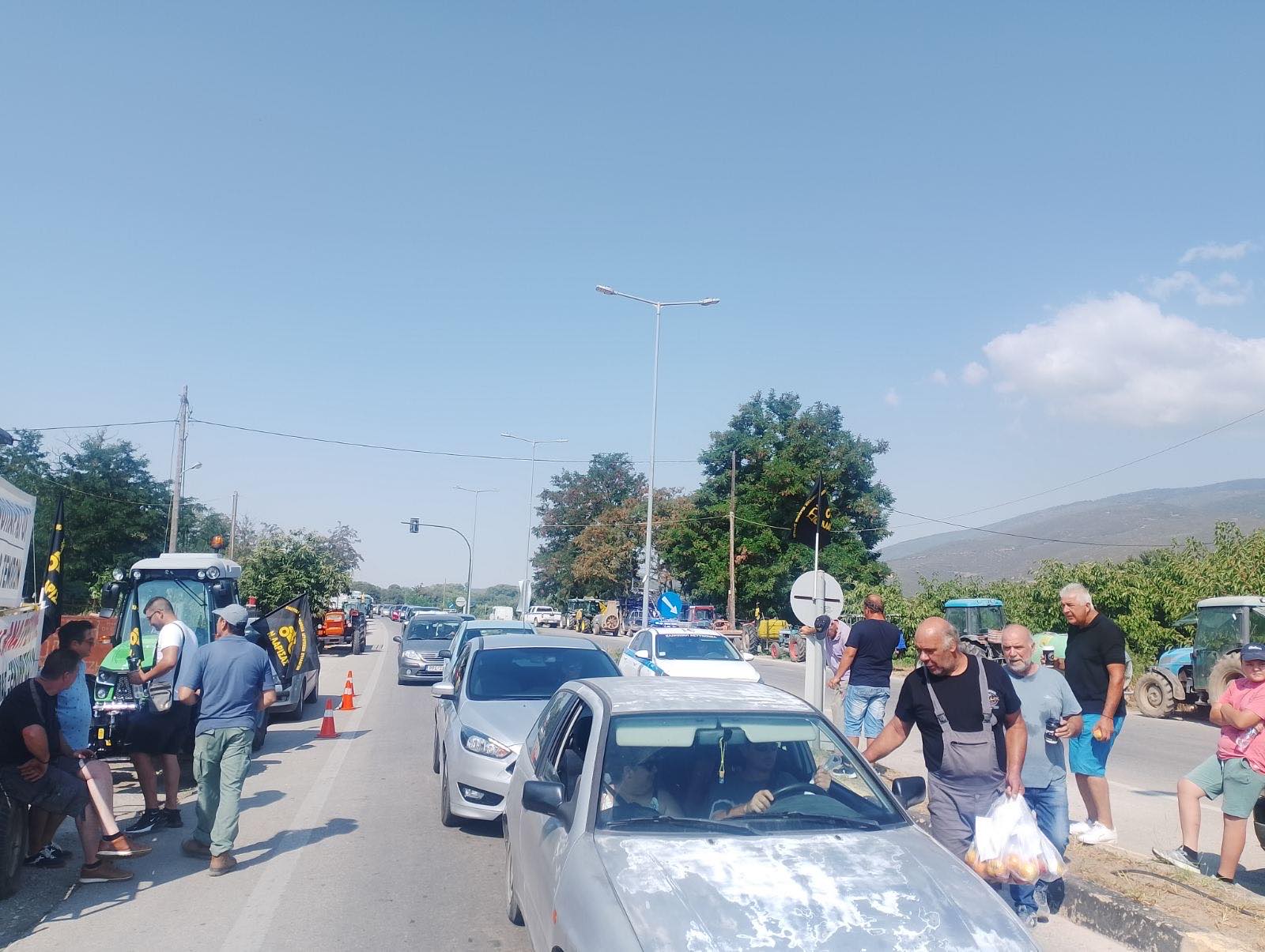 Λάρισα: Στο δρόμο ξανά διαμαρτυρόμενοι αγρότες της Αγιάς - Ενημέρωναν ...