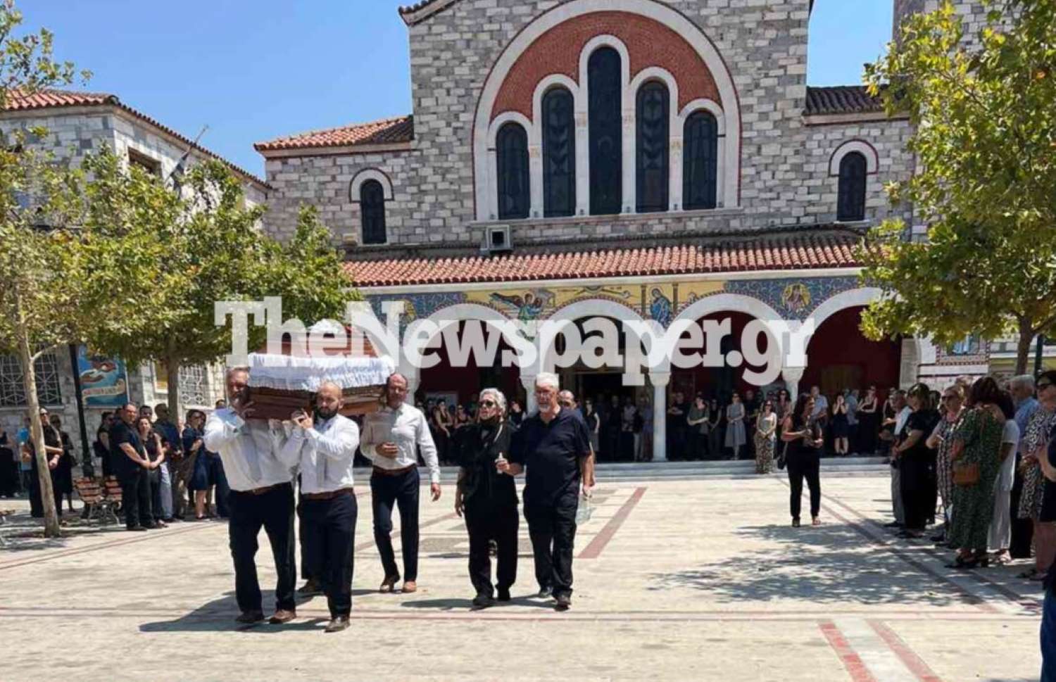 Βόλος Ράγισαν και οι πέτρες στο τελευταίο αντίο της 44χρονης Κλέλιας ...