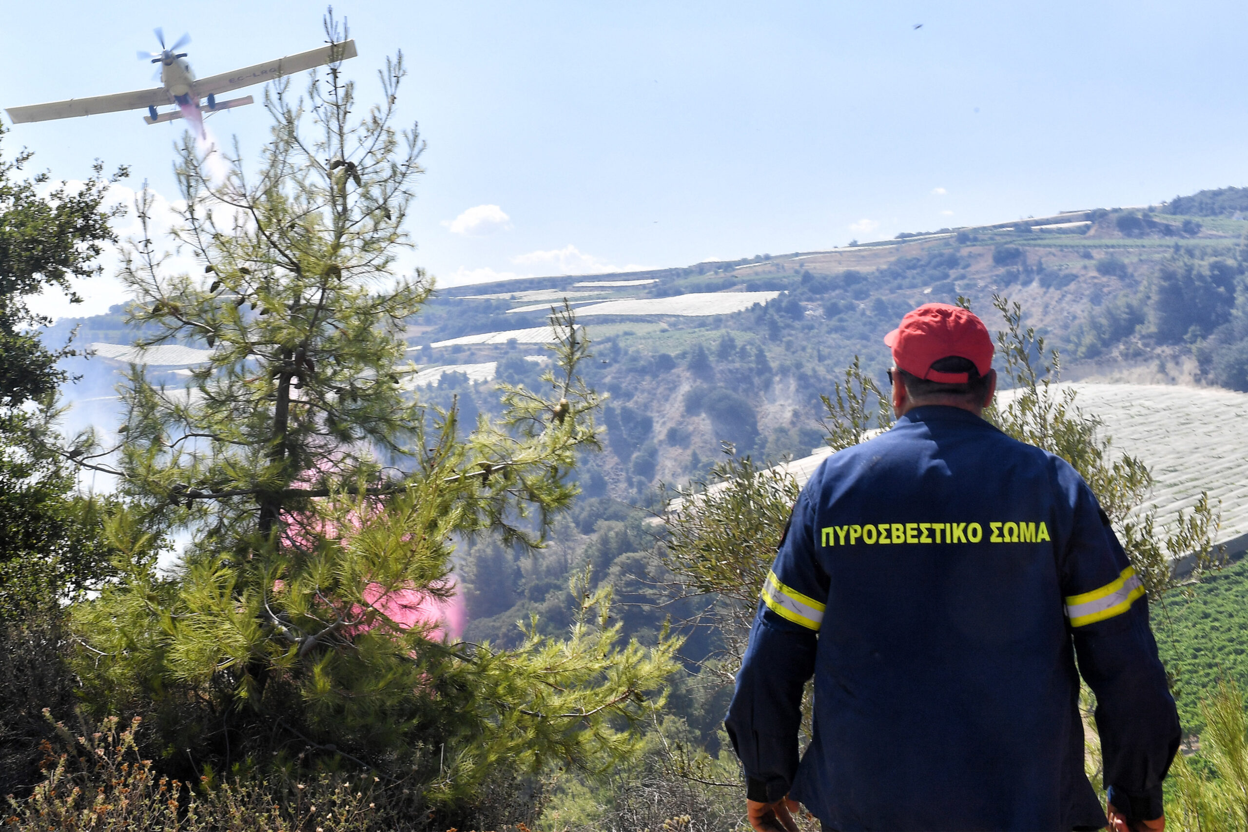 Πυρκαγιά σε χαμηλή βλάστηση στα Καλύβια Θορικού – Διακοπή κυκλοφορίας ...
