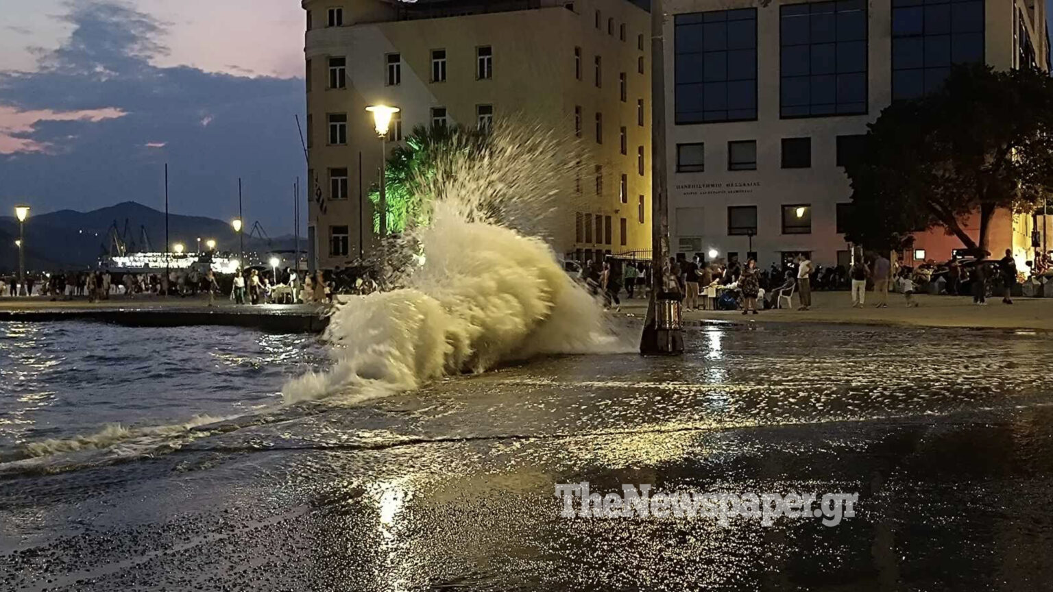 Βόλος: Μανιασμένα κύματα «σφυροκοπούν» τη παραλία – Δείτε τις ...