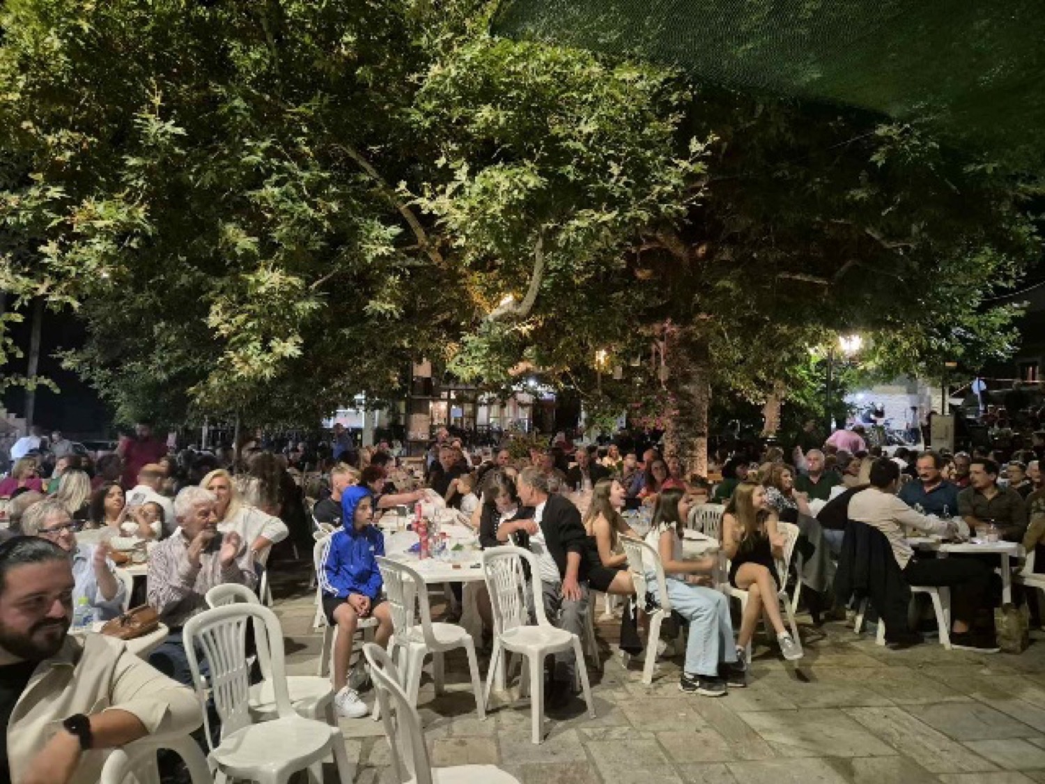 "Πλημμύρισε" κόσμο η πλατεία στην Καλλιπεύκη για το αντάμωμα - Εκεί και ...