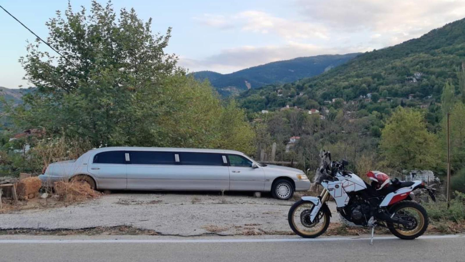 Μυστήριο με σπάνια λιμουζίνα 8,6 μέτρων που βρέθηκε εγκαταλελειμμένη σε ...