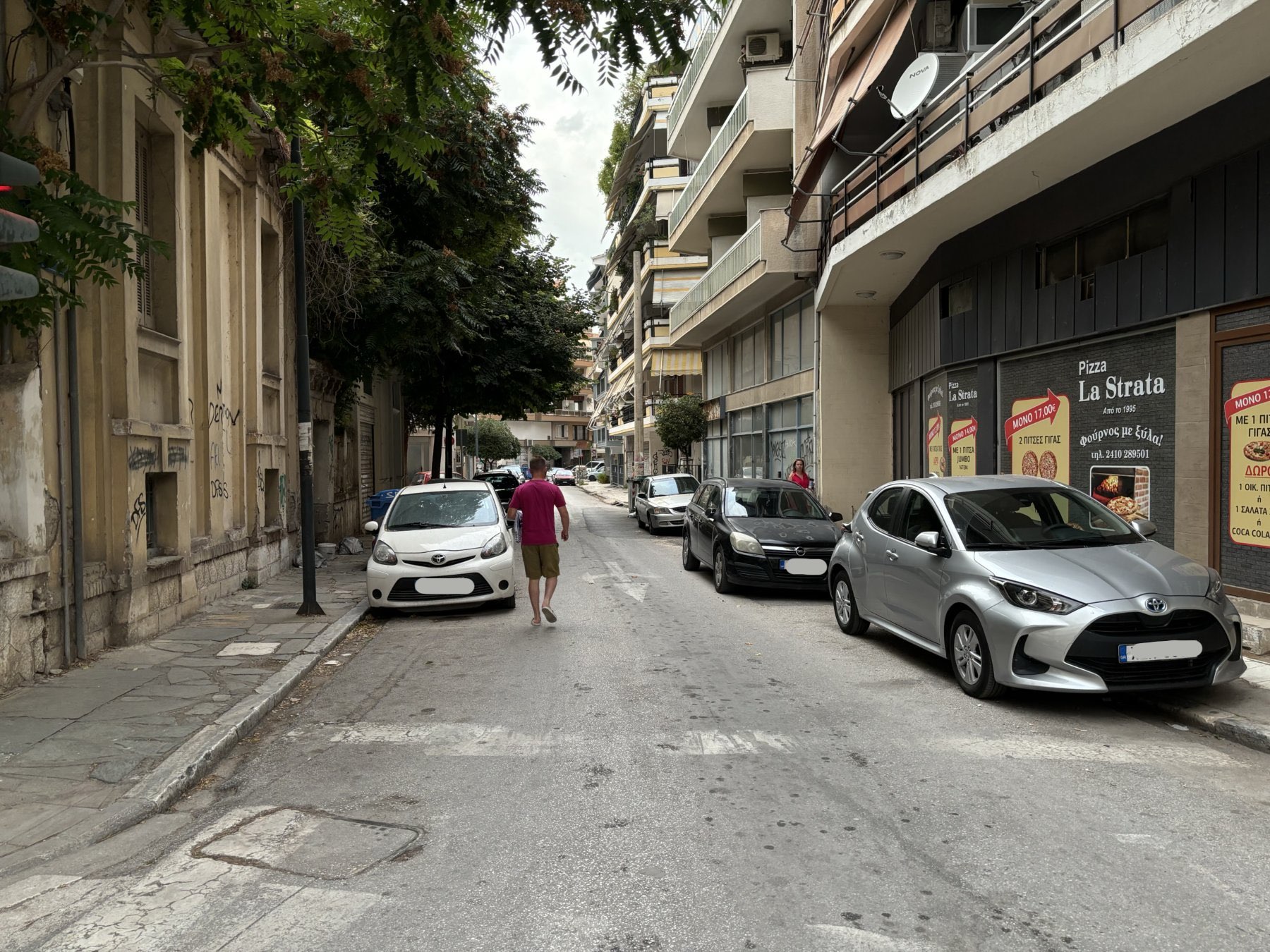 Απαράδεκτη συνήθεια Λαρισαίων: «Καβαλούν» πεζοδρόμια λόγω… στενότητας ...