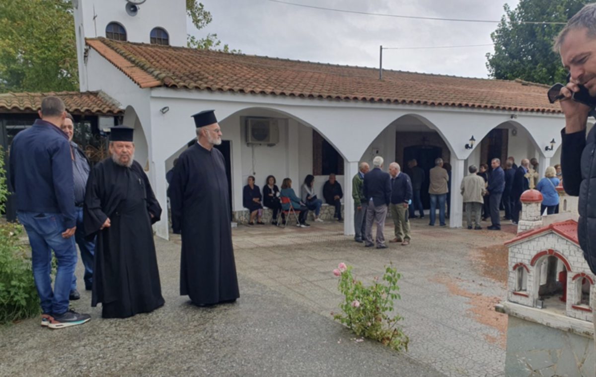 Λάρισα: Το χωριό που αγάπησε πολύ αποχαιρέτησε τον δάσκαλο του Αχιλλέα ...