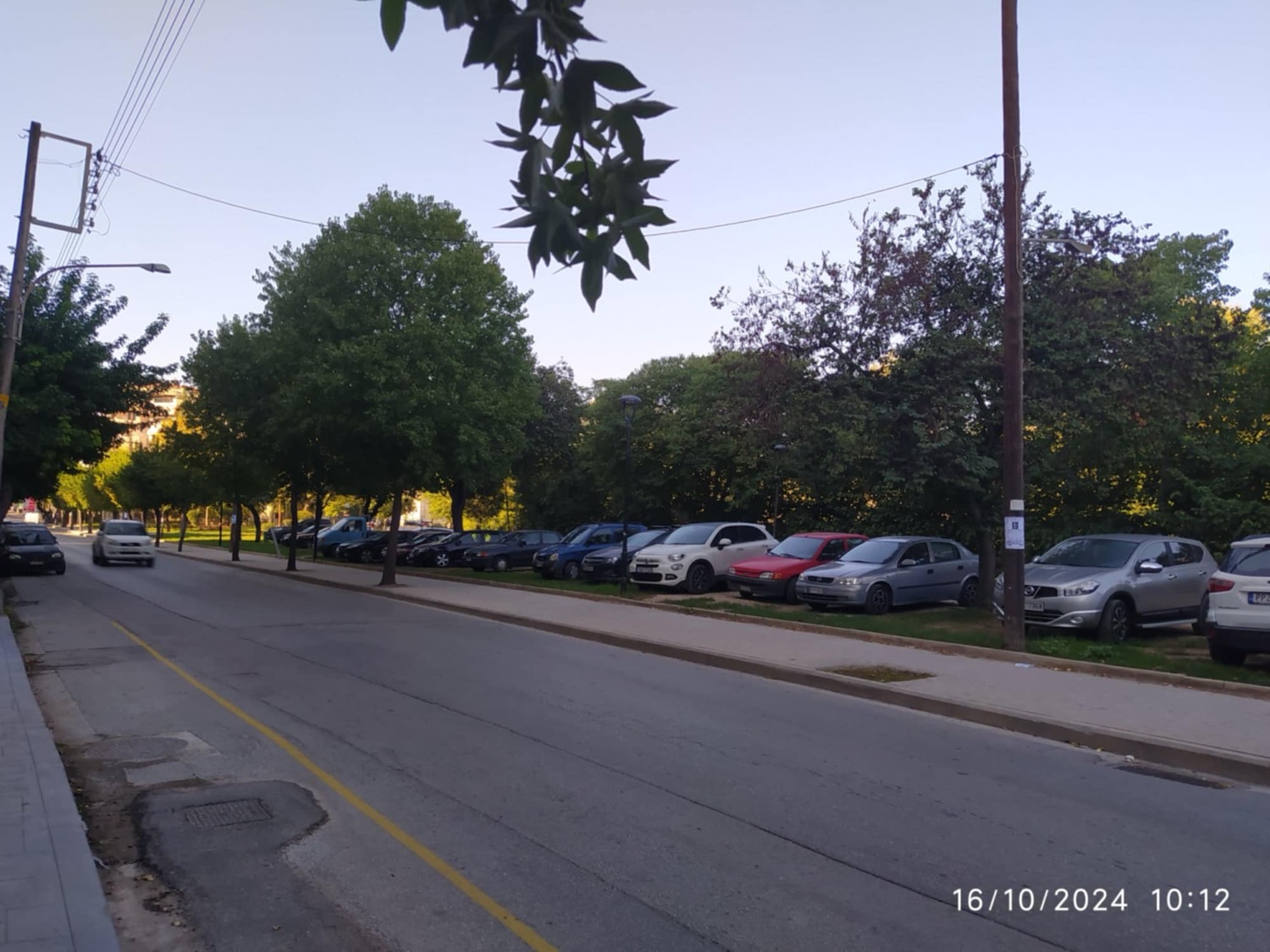 Και άλλο πάρκο στη Λάρισα μετέτρεψαν ανεκδιήγητοι οδηγοί σε πάρκινγκ ...