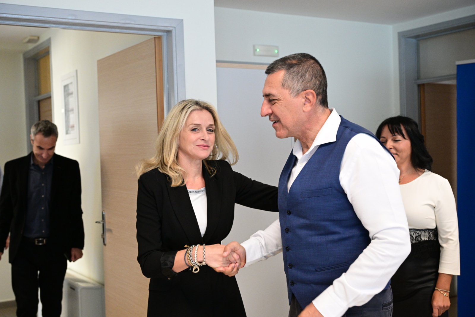 Με χαμόγελα υποδέχεται κόσμο για ευχές στο γραφείο του ο εορτάζων ...