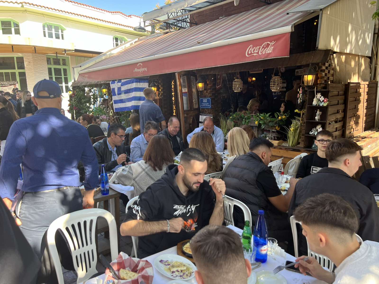 Γέμισαν τα τσιπουράδικα και τις καφετέριες οι Λαρισαίοι μετά την ...