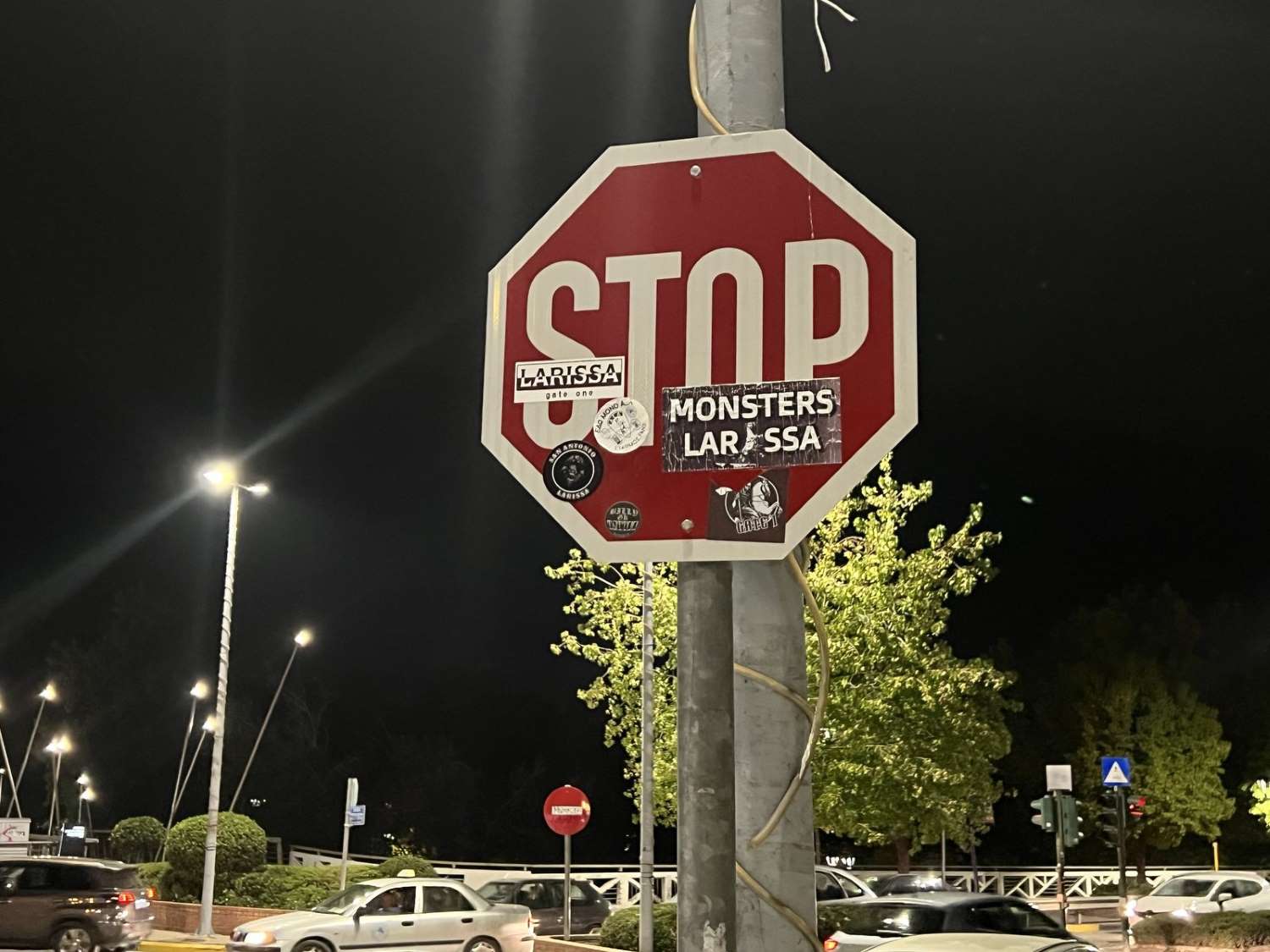 Λάρισα: STOP... αν μπορείς να το διαβάσεις! - Όταν η σήμανση κάνει ...