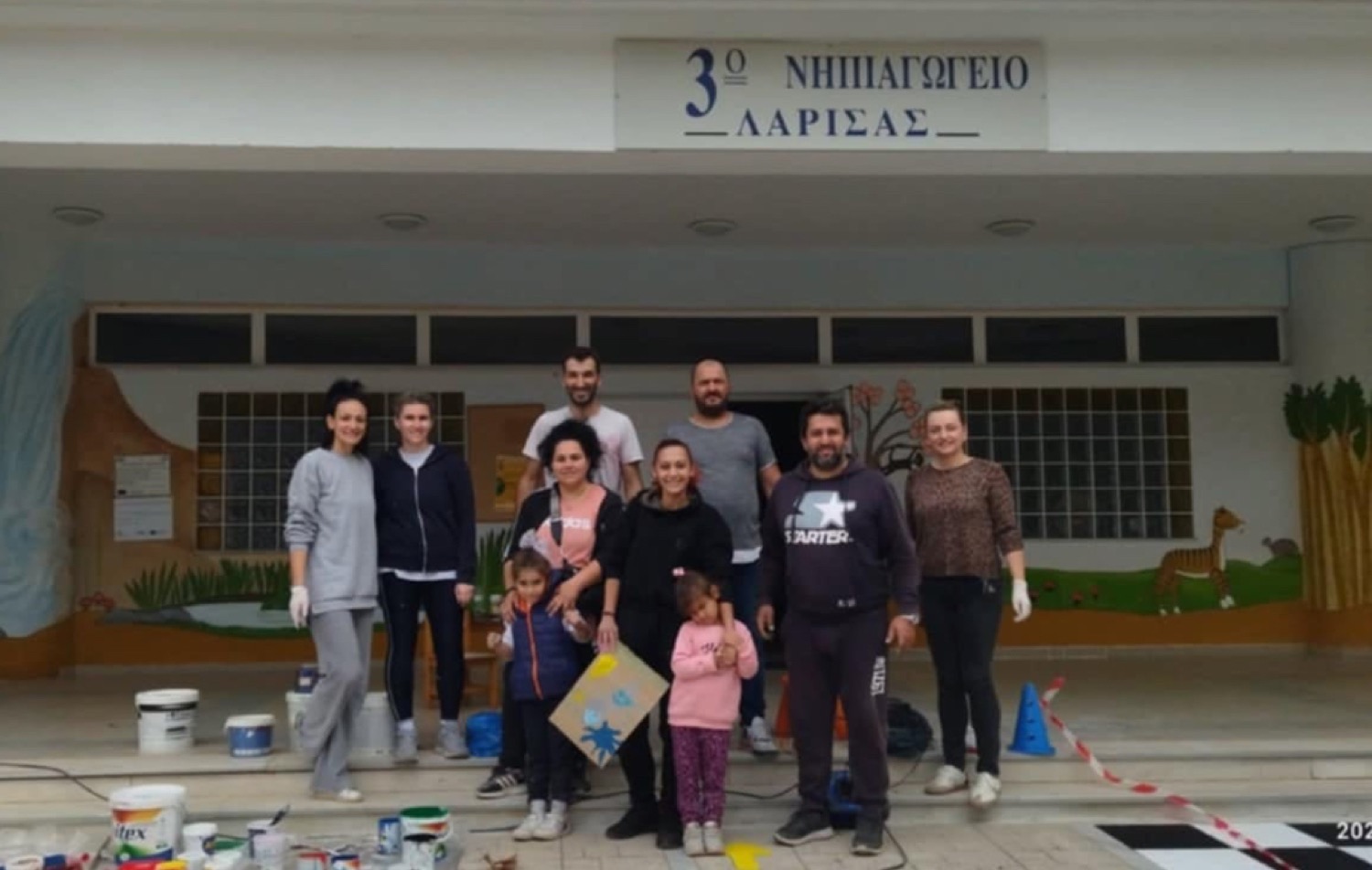 Ομόρφυναν με εργασίες συντήρησης την αυλή του 3ου Νηπιαγωγείου Λάρισας ...