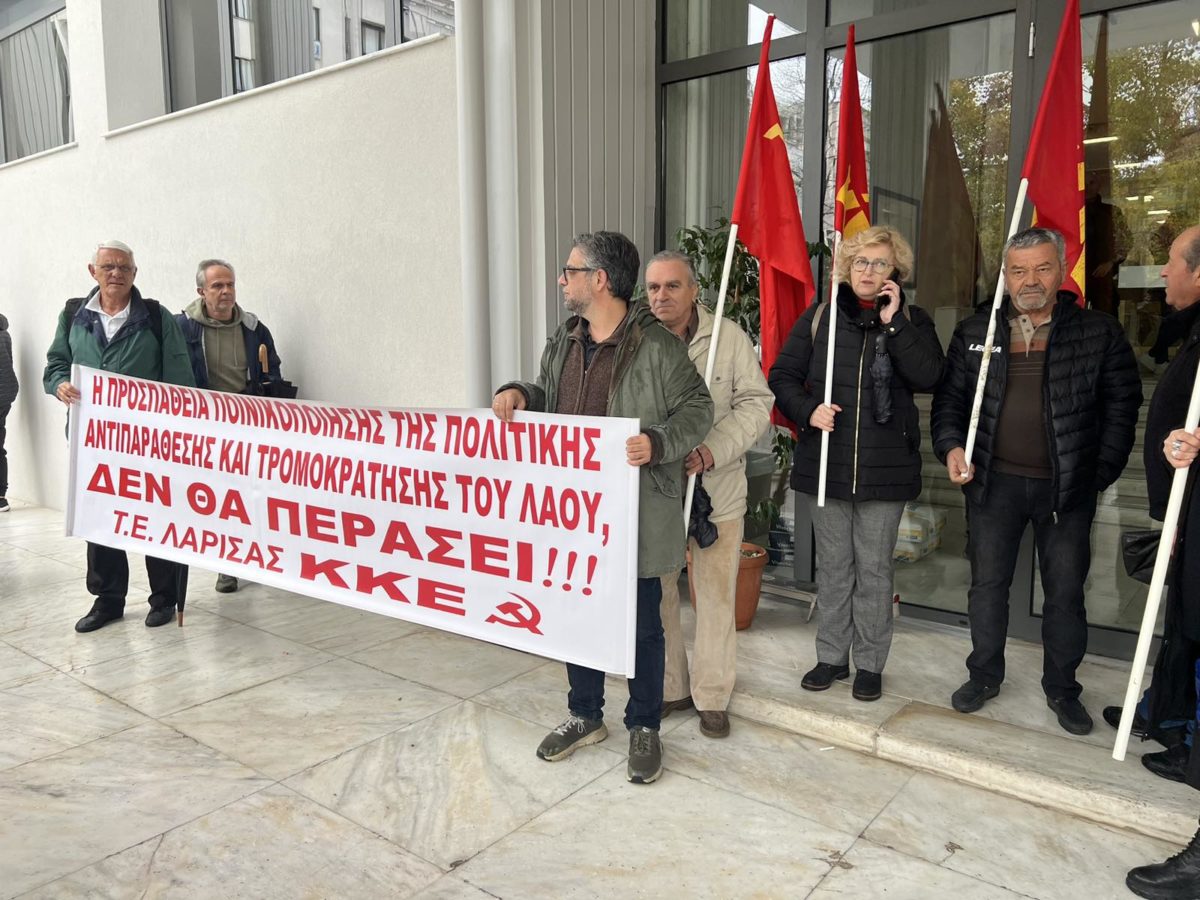 Συγκέντρωση συμπαράστασης στον Τάσο Τσιαπλέ έξω από τα δικαστήρια της ...